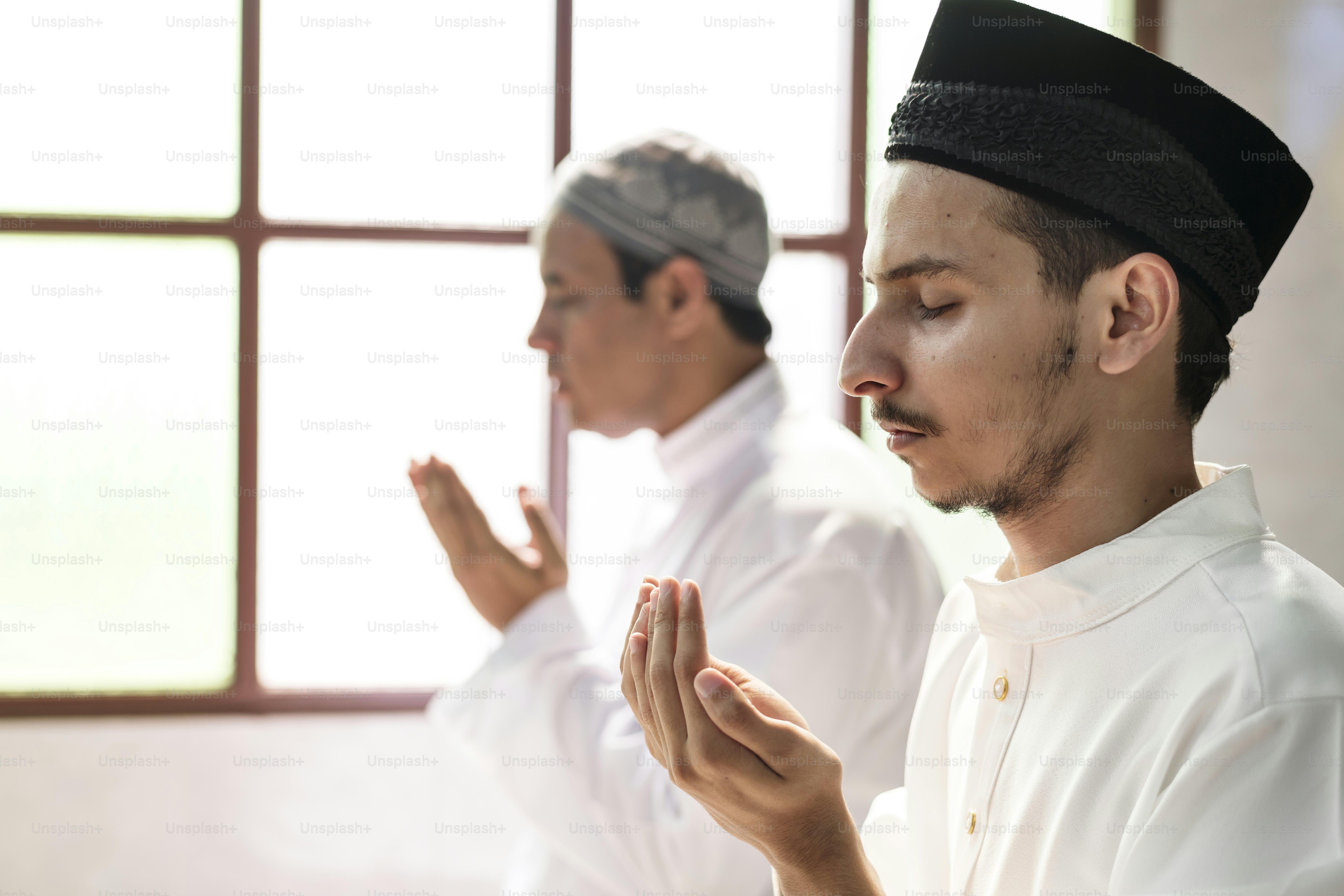 Muslim men making Dua to Allah photo – Mosque Image on Unsplash