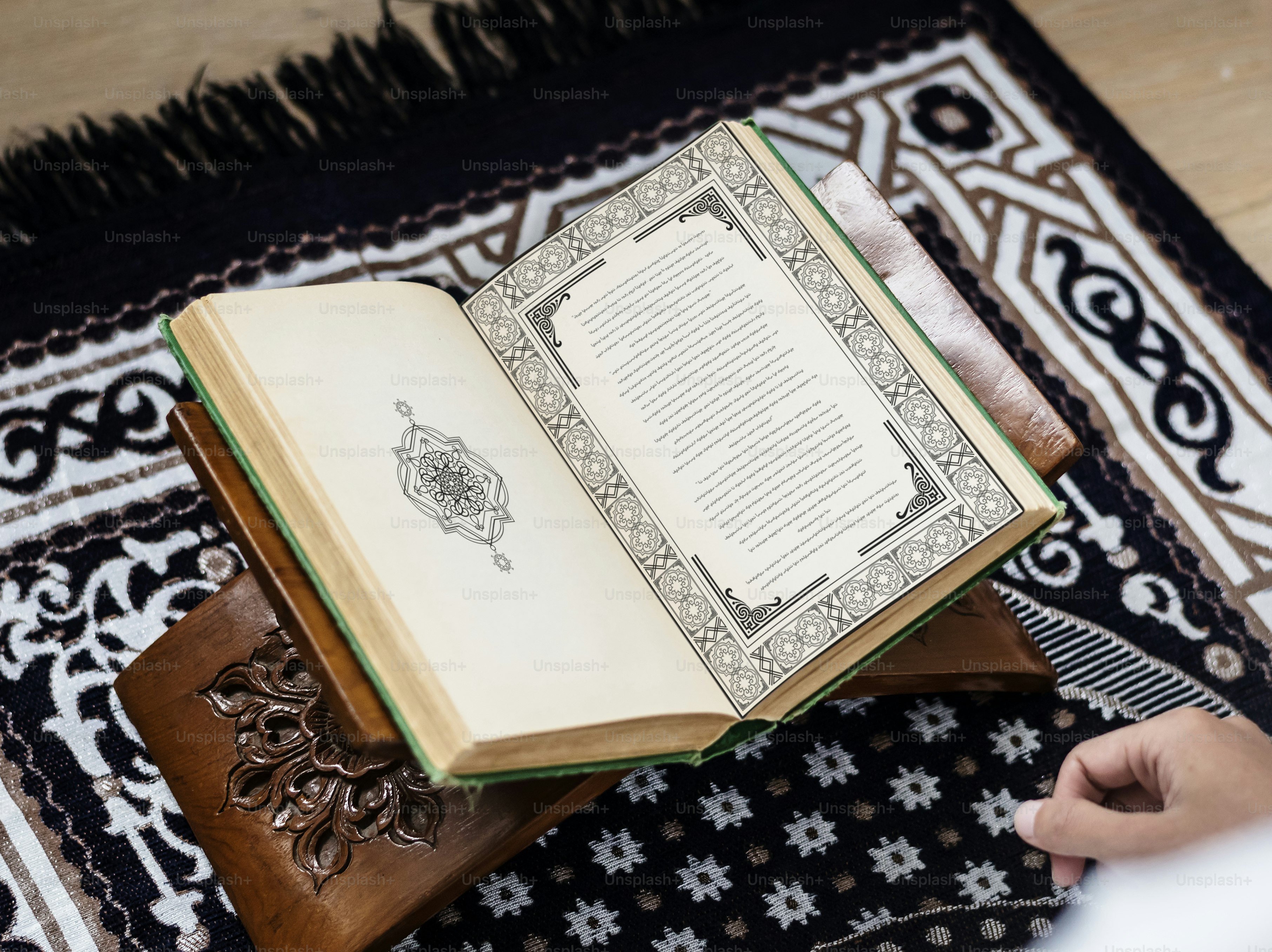 Muslim man studying The Quran photo – Tradition Image on Unsplash