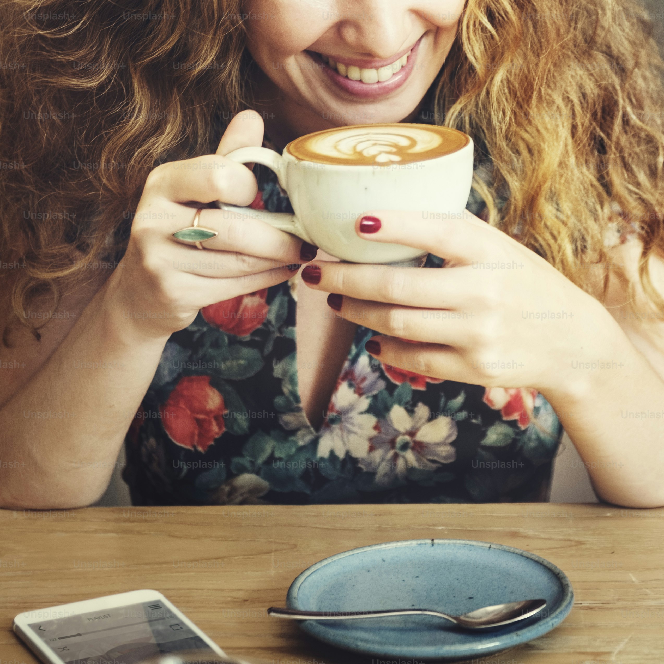 Mujer bebiendo café desayuno concepto de refresco foto – Imagen de ...