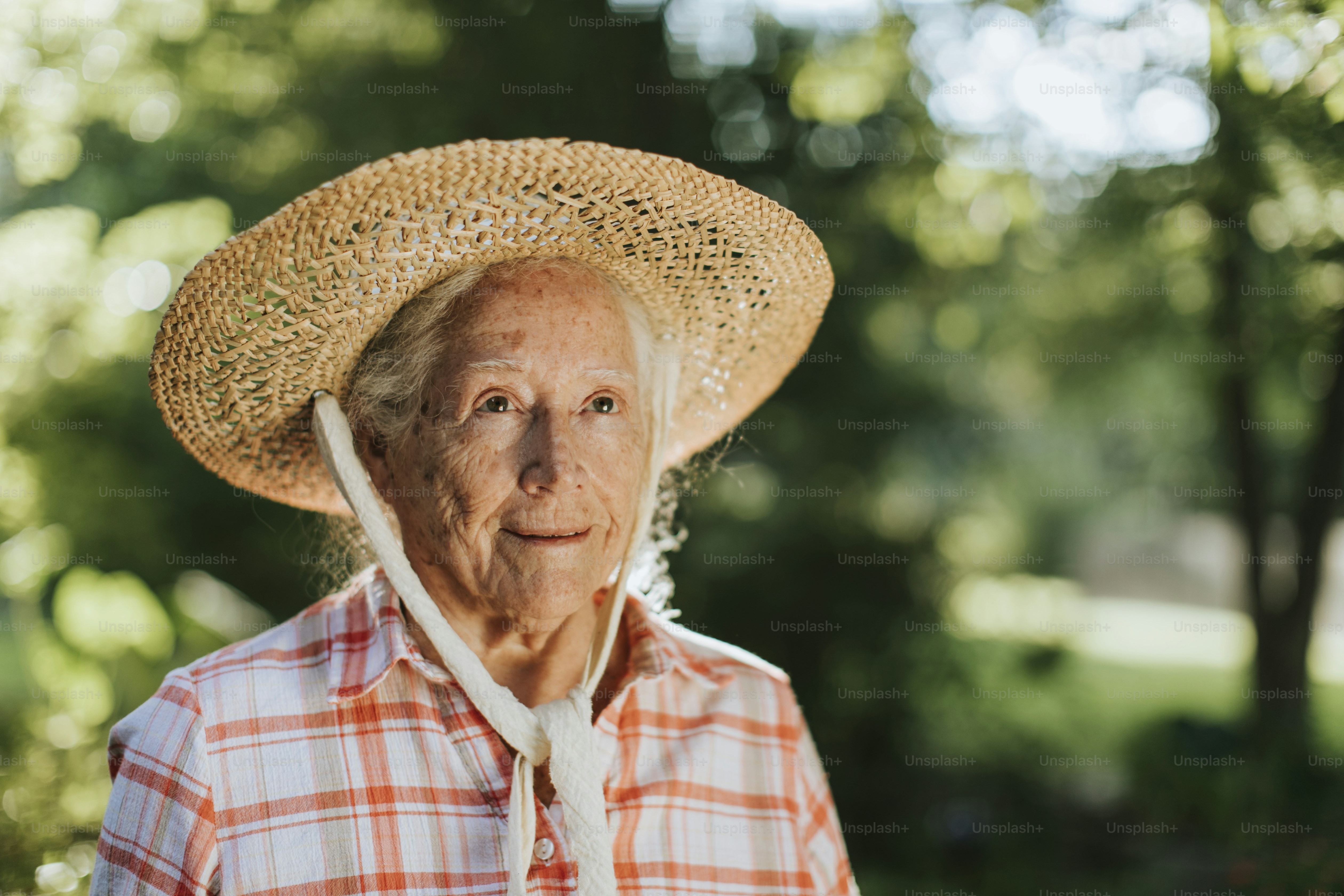 Portrait of a happy senior woman with a straw hat photo – Portrait ...