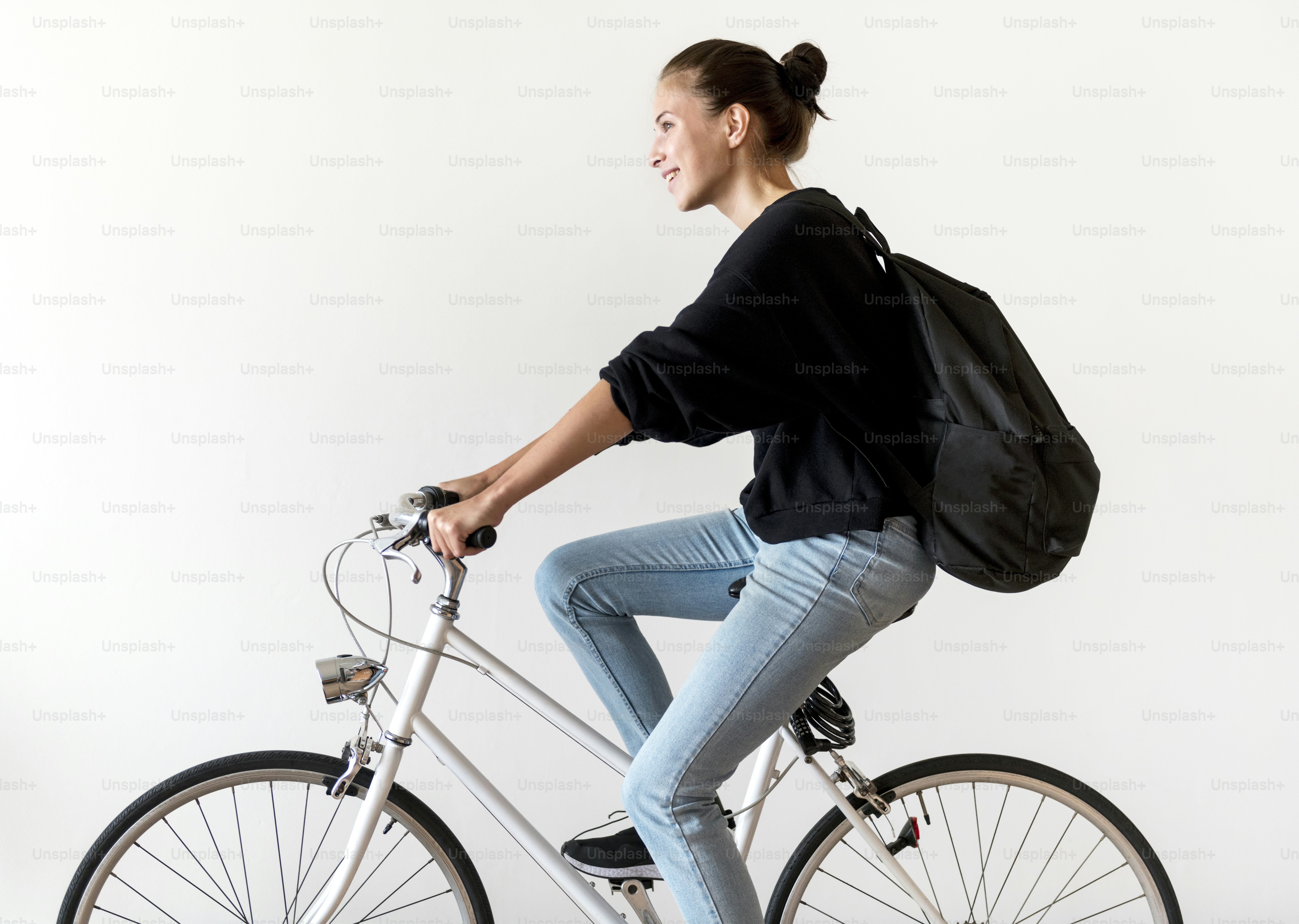 Mujer Blanca Montando En Bicicleta Foto Imagen De Paseo En El Parque