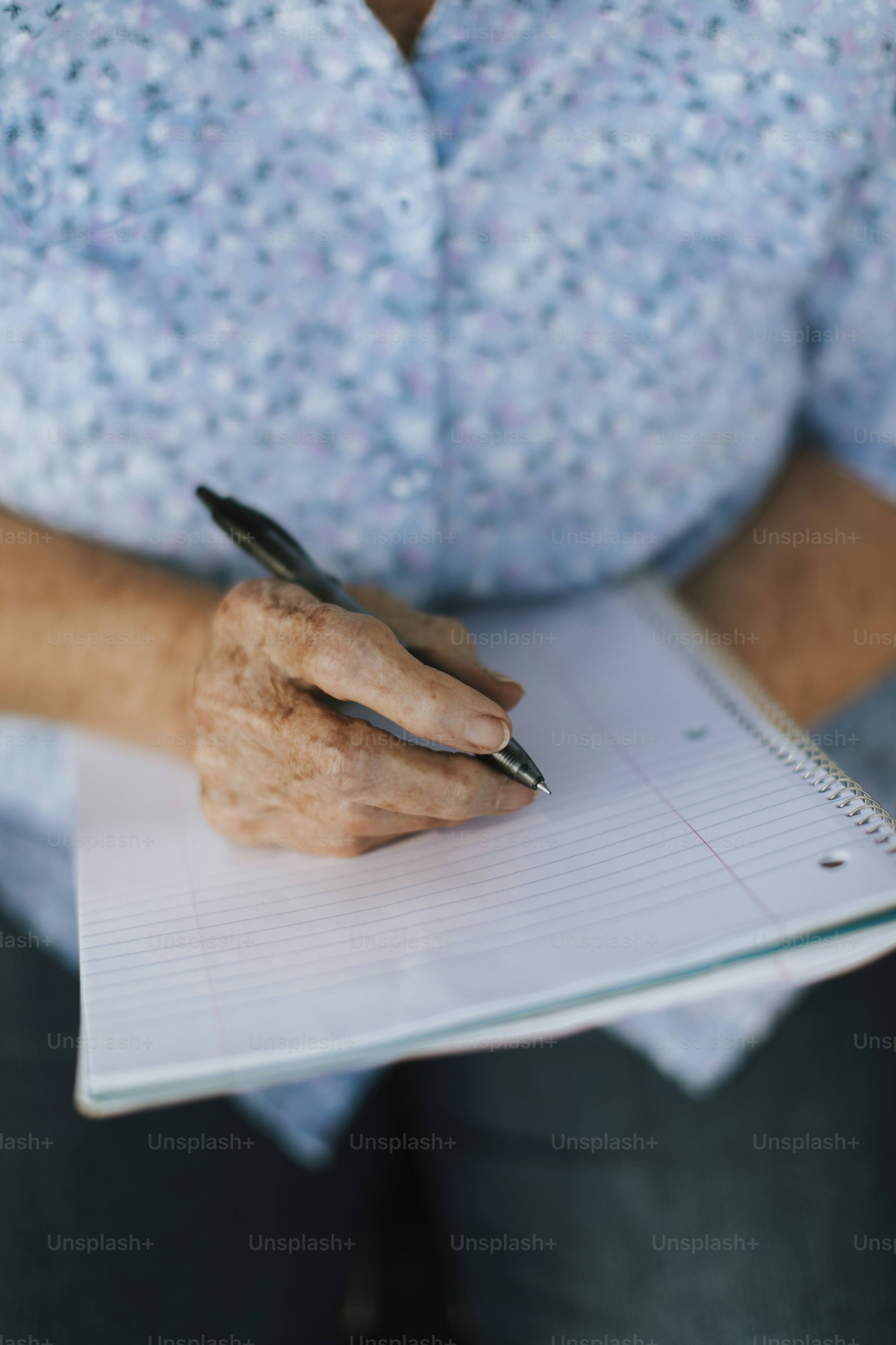 Mujer mayor anotando sus recuerdos en un cuaderno foto – Imagen de Mano ...