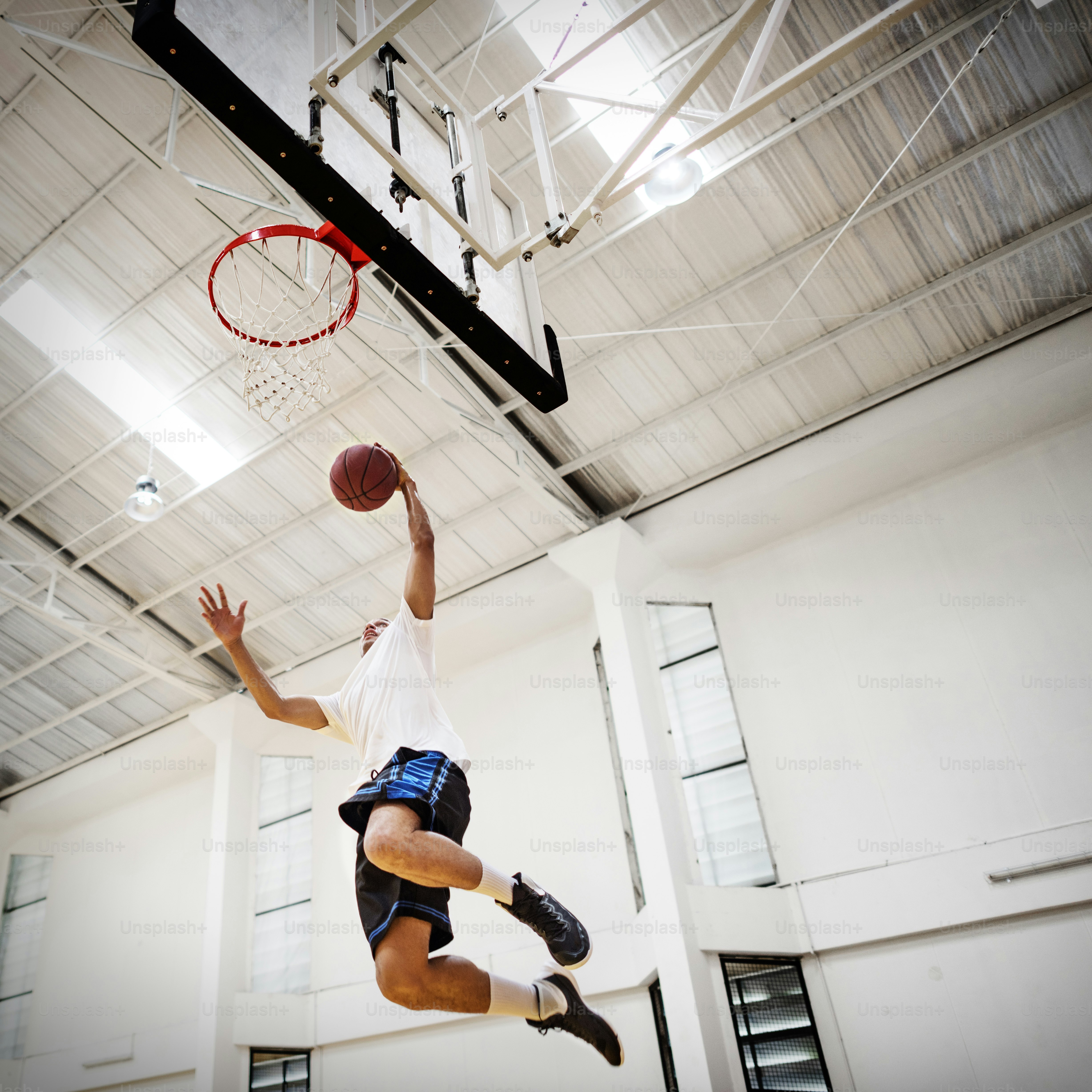 Concepto de jugador de ejercicio de competencia de rebote de baloncesto ...