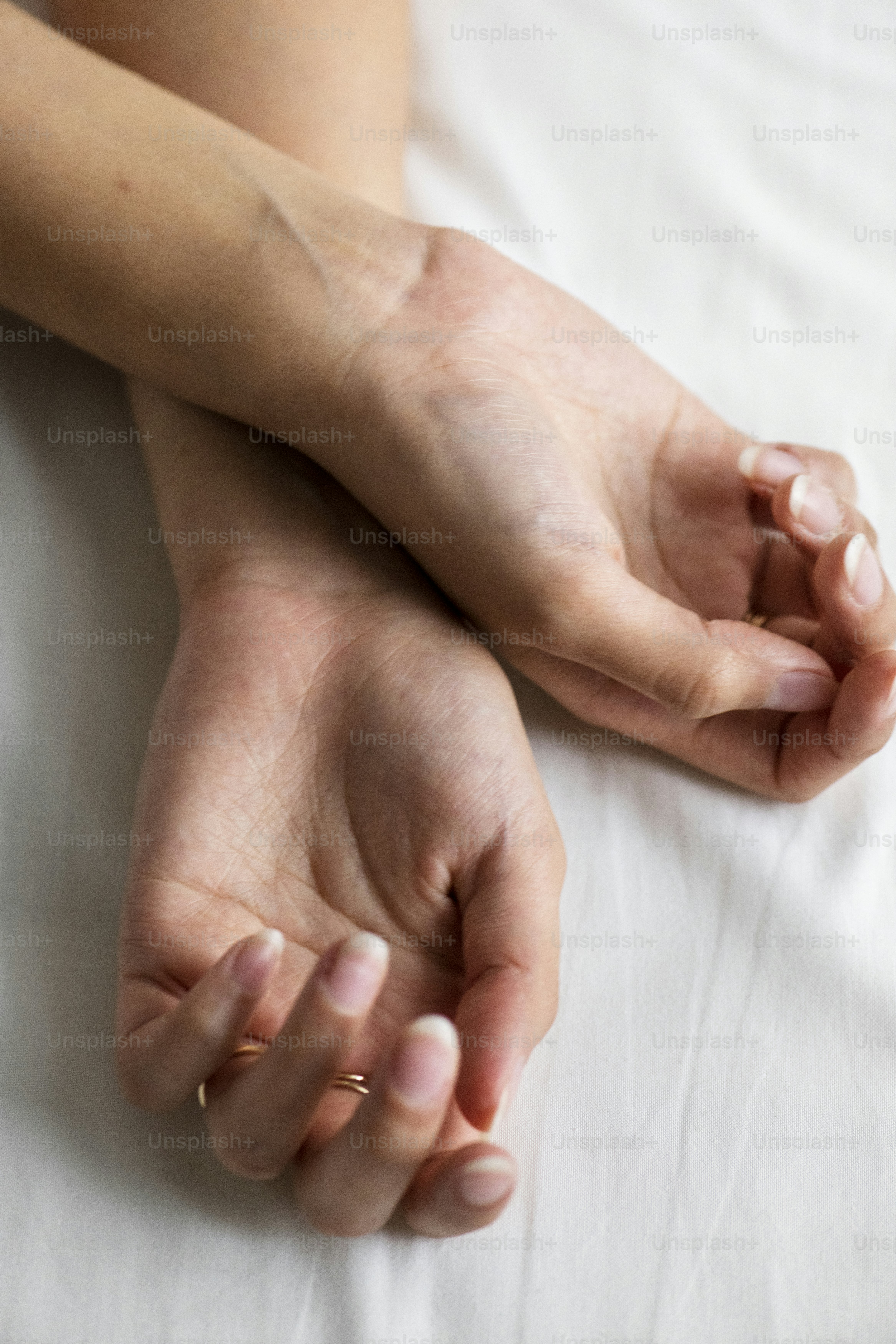 Primer plano de un par de manos femeninas foto – Imagen de Mano en Unsplash