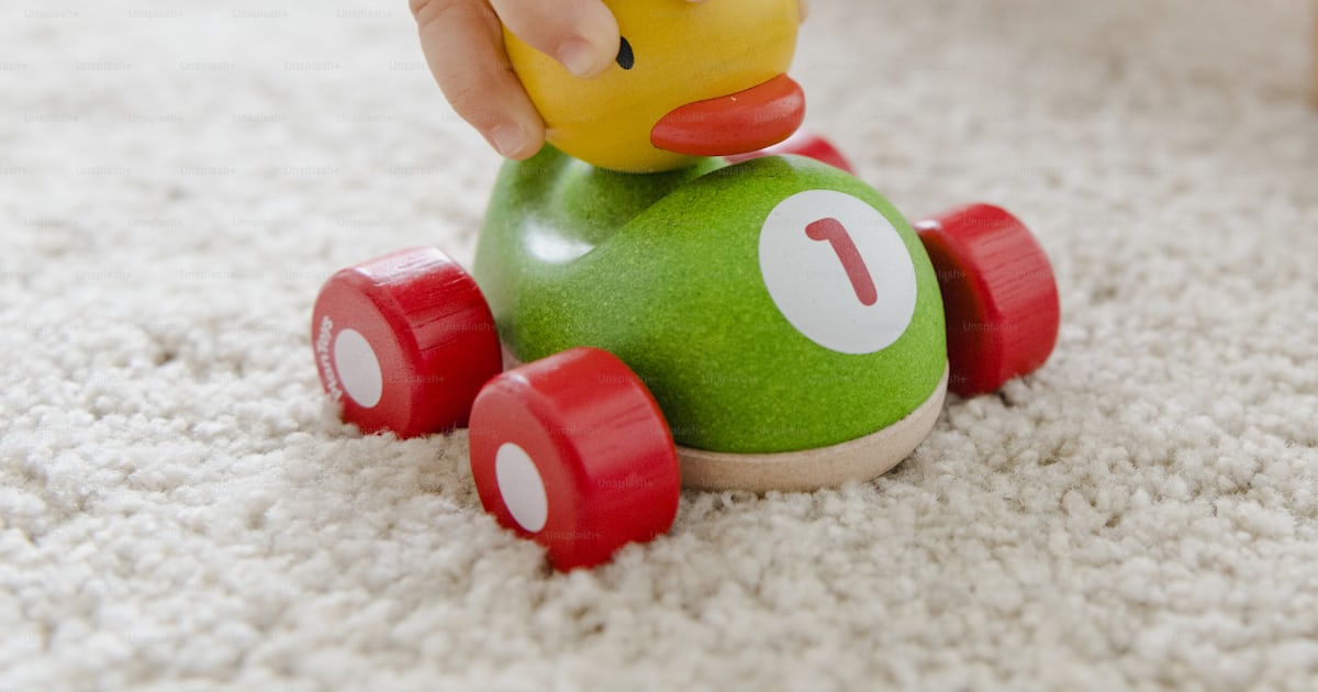 Bebé jugando con un coche de madera foto – Imagen de Arrastrándose en ... Bebé jugando con un coche de madera foto – Imagen de Arrastrándose en ...