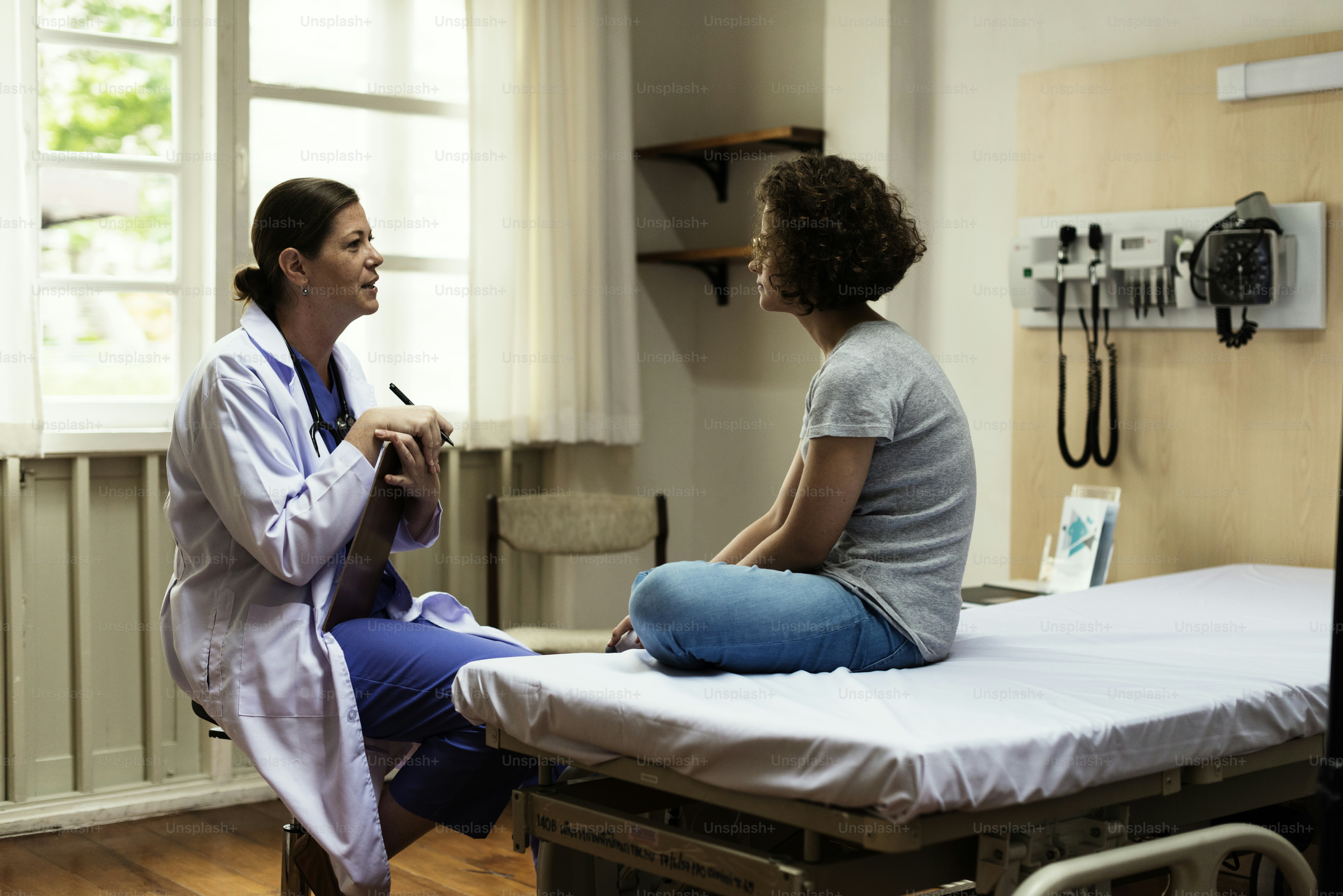 Le médecin vérifie le symptôme du patient photo – Image de Médecin sur ...