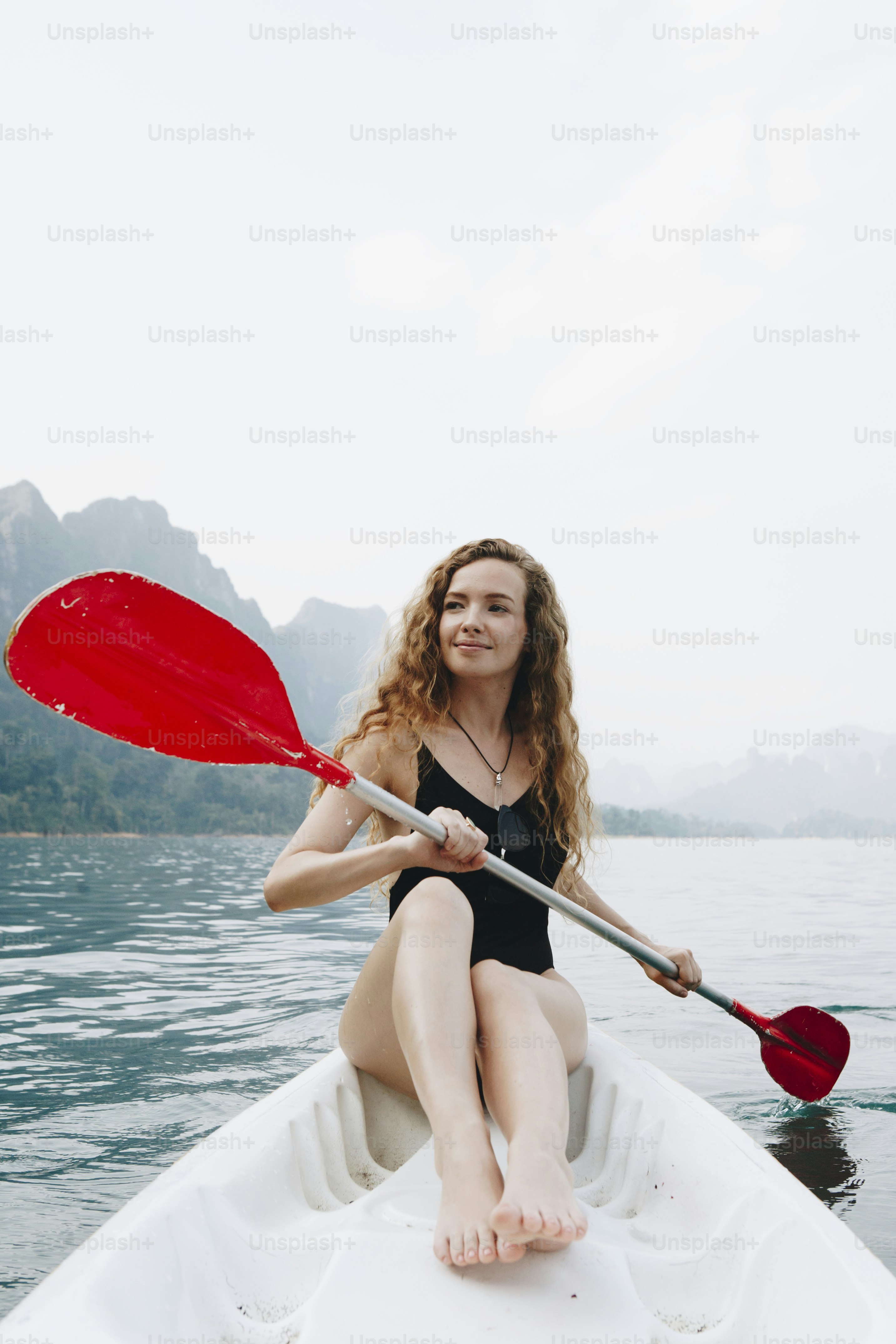 Mujer remando en canoa a través de un parque nacional foto – Imagen de ...