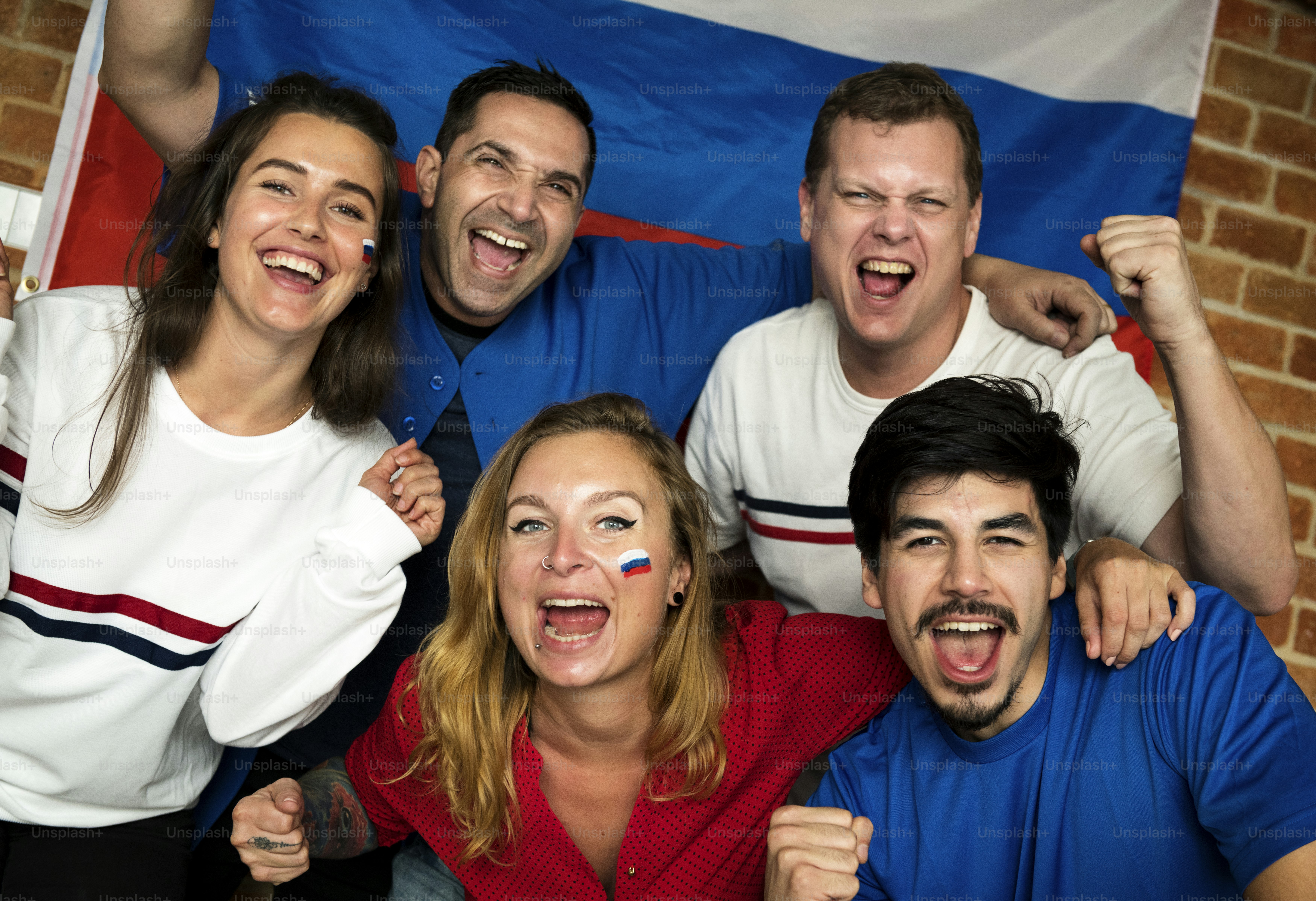 Friends cheering world cup with painted flag photo – Blue Image on Unsplash