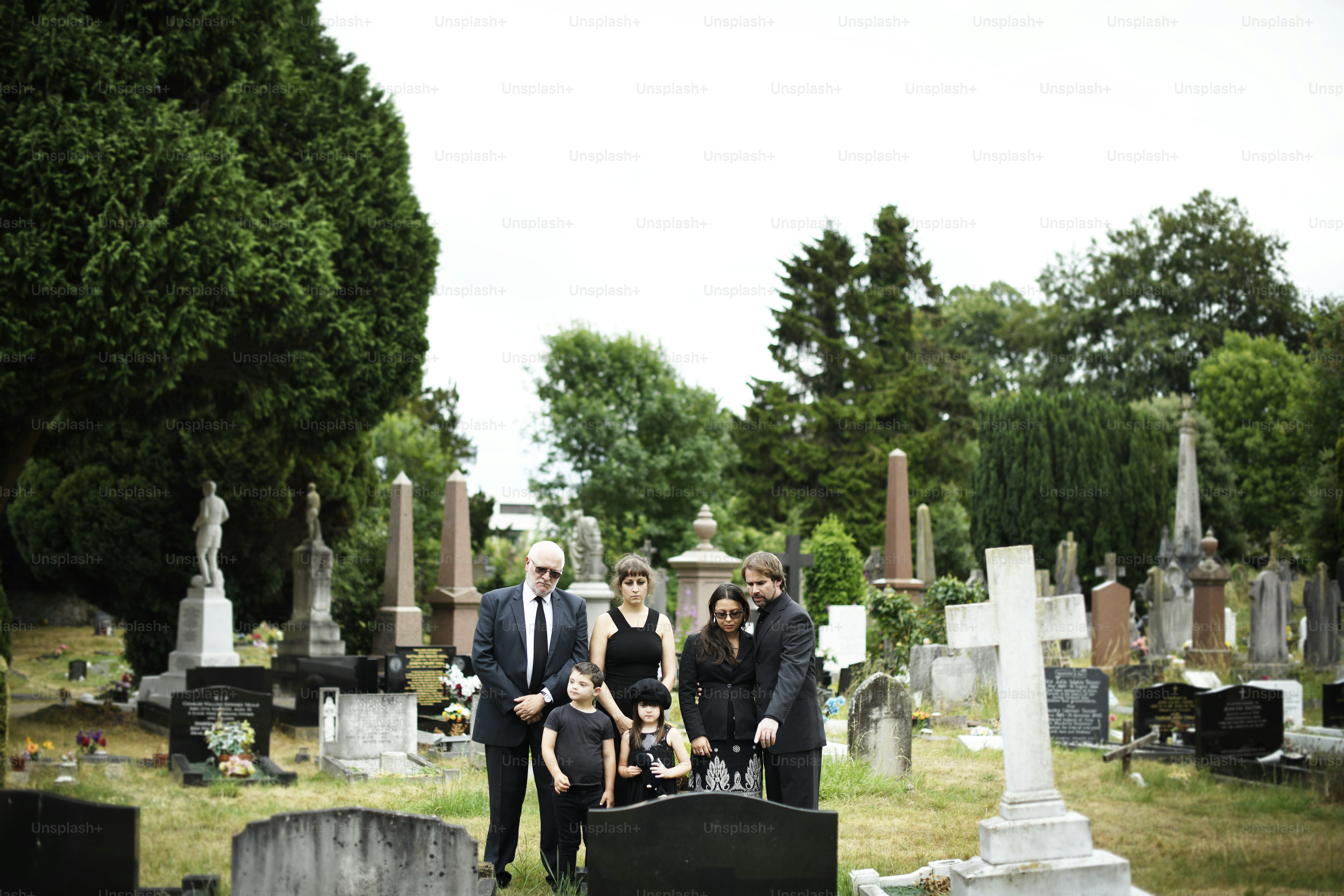 Family giving their last goodbyes at the cemetery photo – Mourning ...