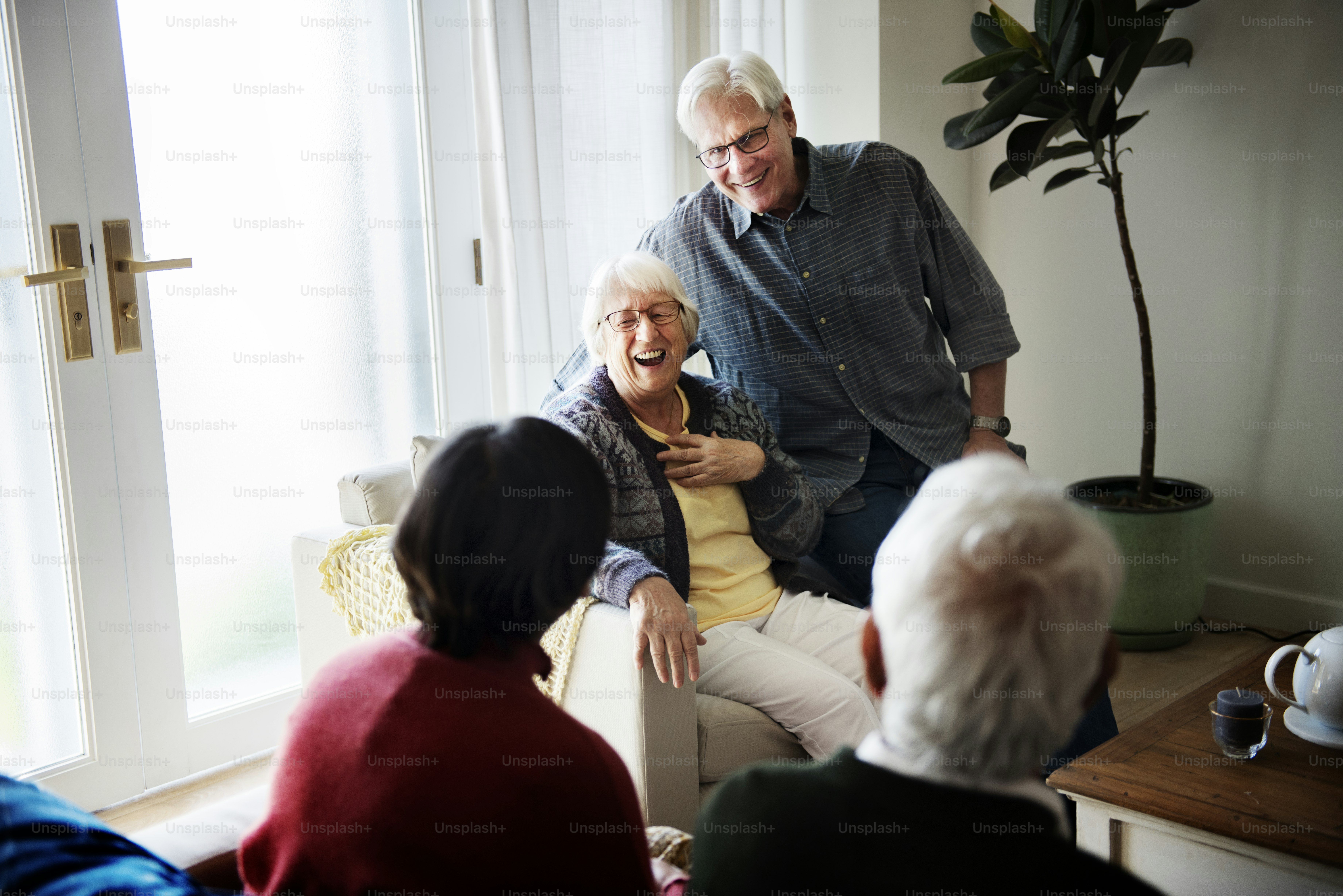 Senior people talking in living room photo – Community Image on Unsplash