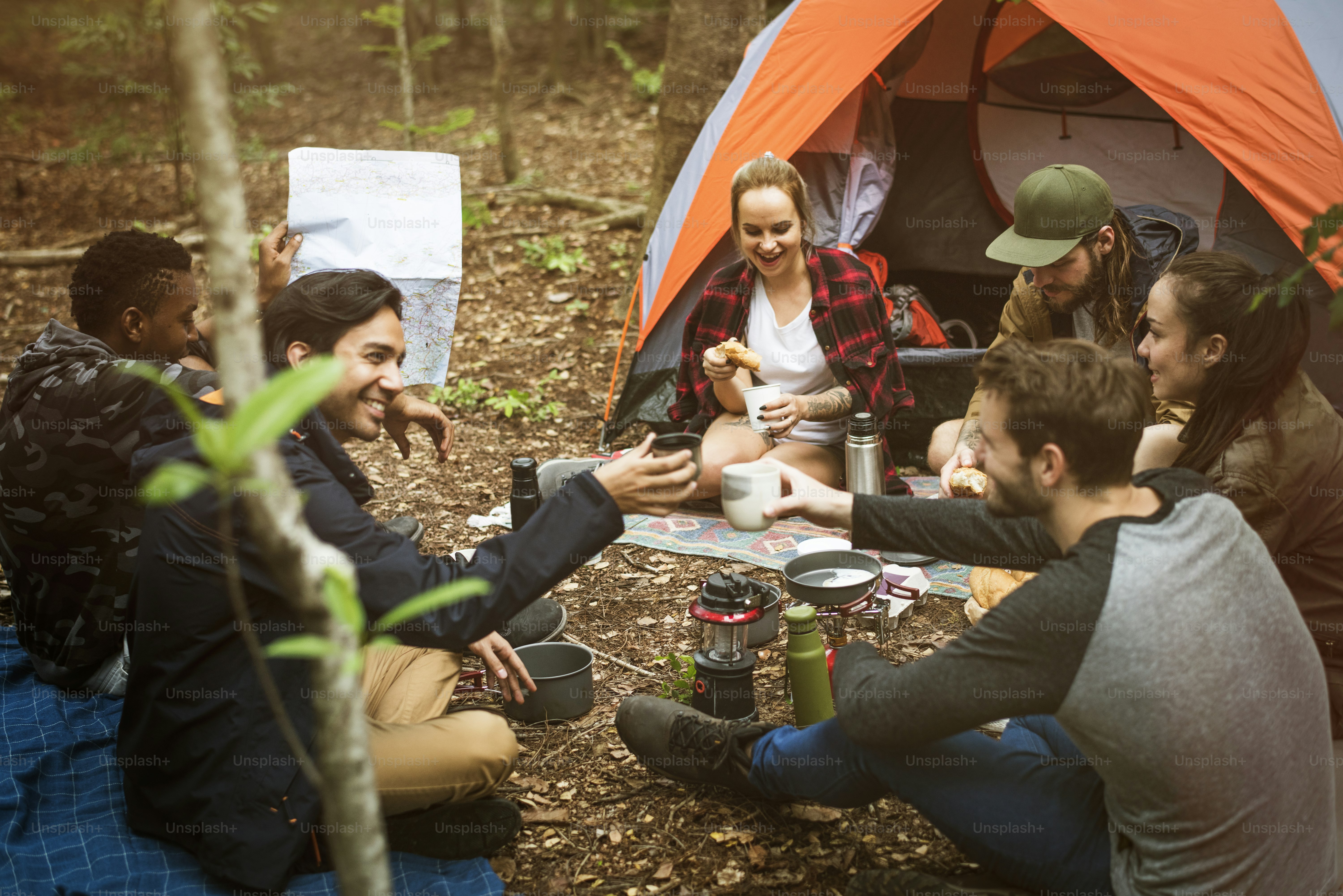 Freunde, die zusammen im Wald campen Foto – Bild zum Thema Atmosphäre ...