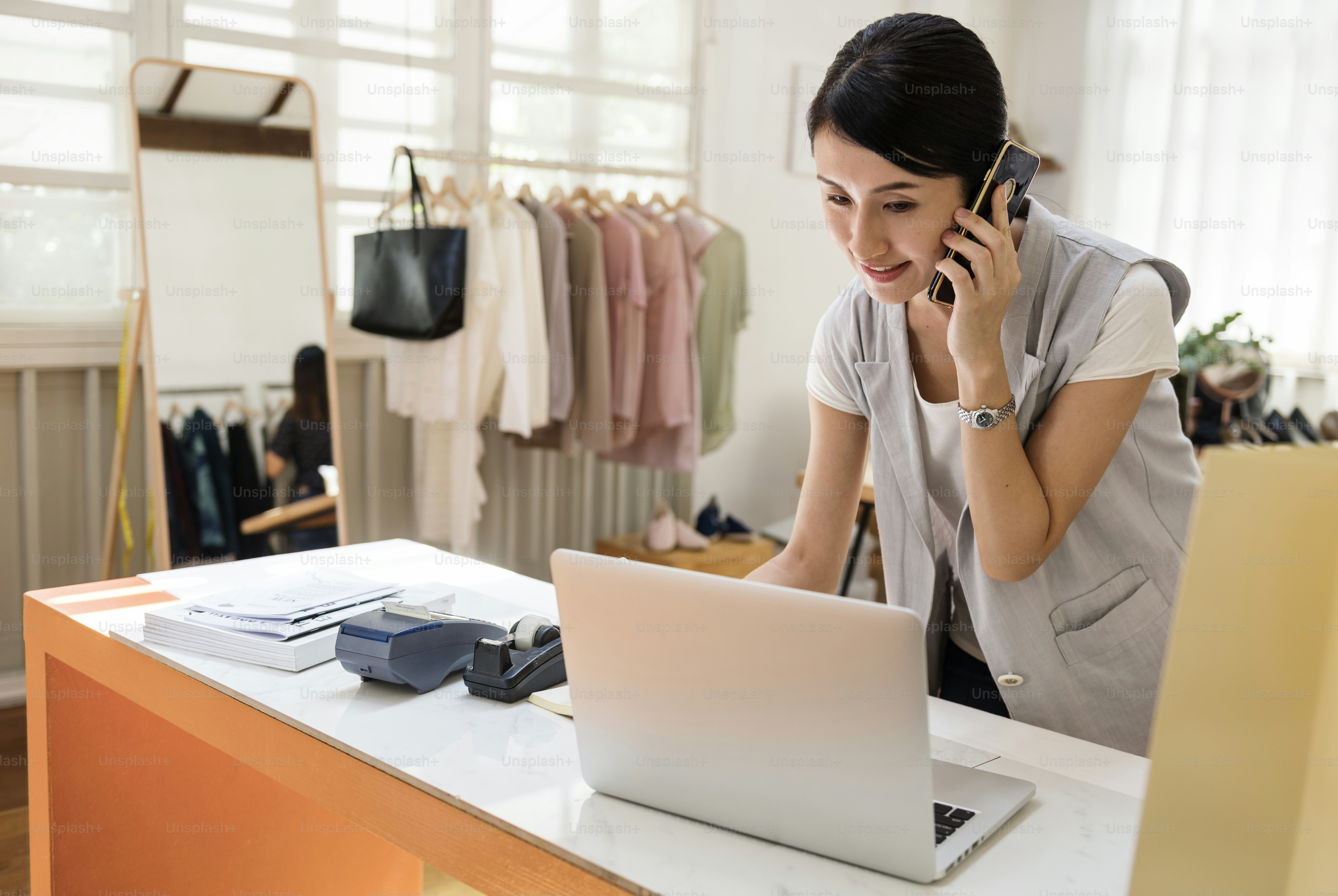 Woman working in a clothing shop photo – Customer service Image on Unsplash