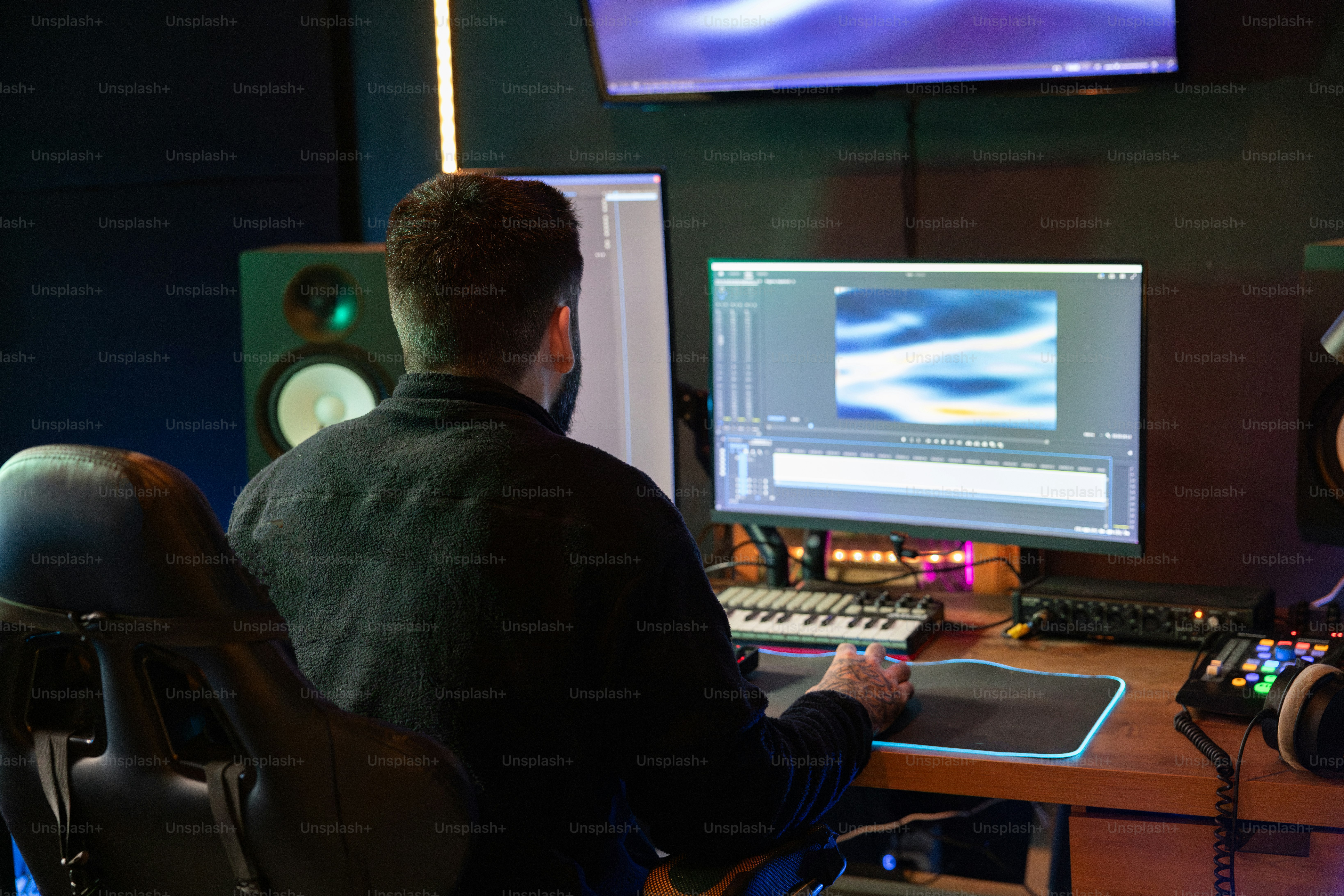 Un homme assis devant un bureau d’ordinateur photo – Image de Editeur ...