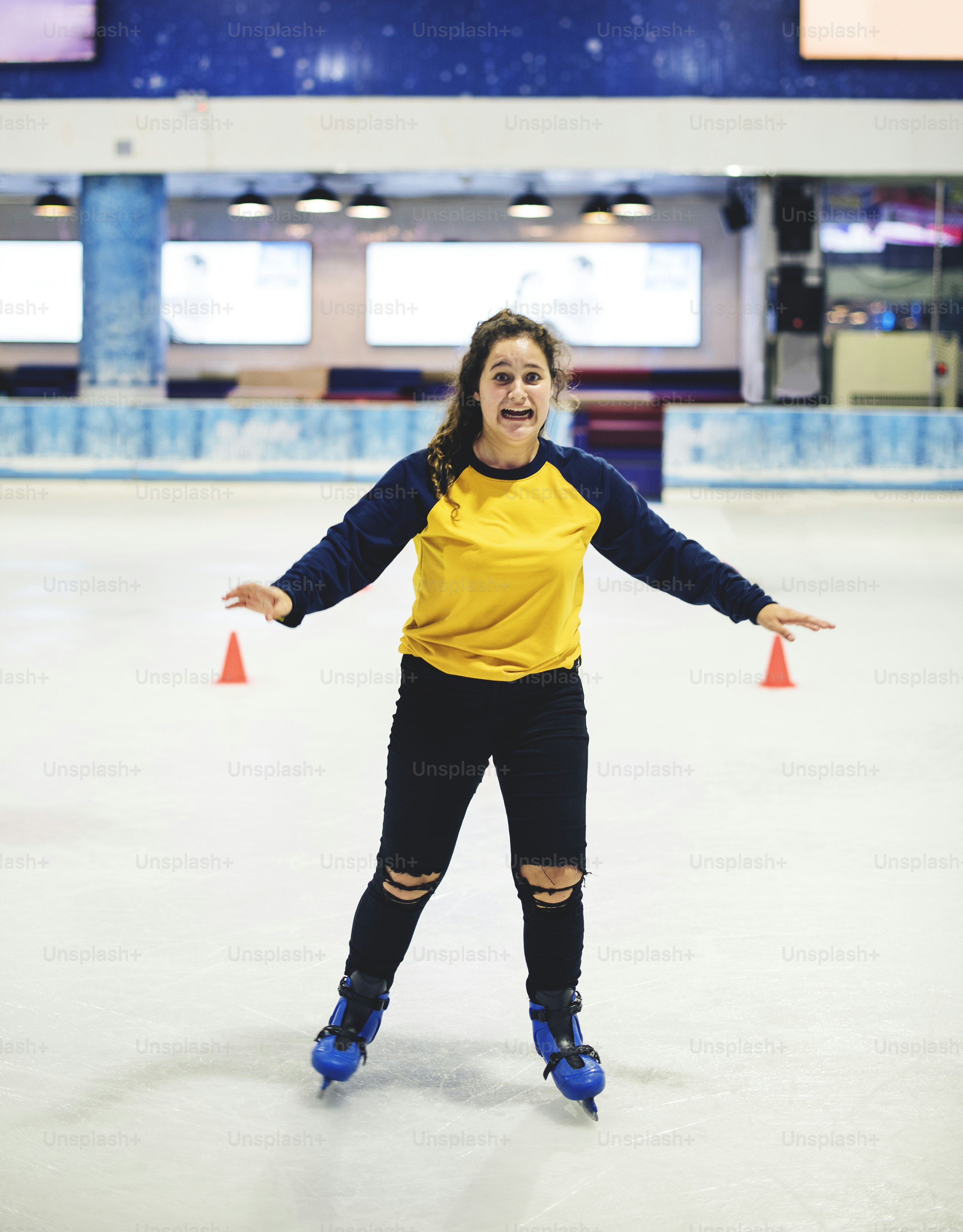 Chica feliz patinando sobre hielo en la pista por sí misma foto ...
