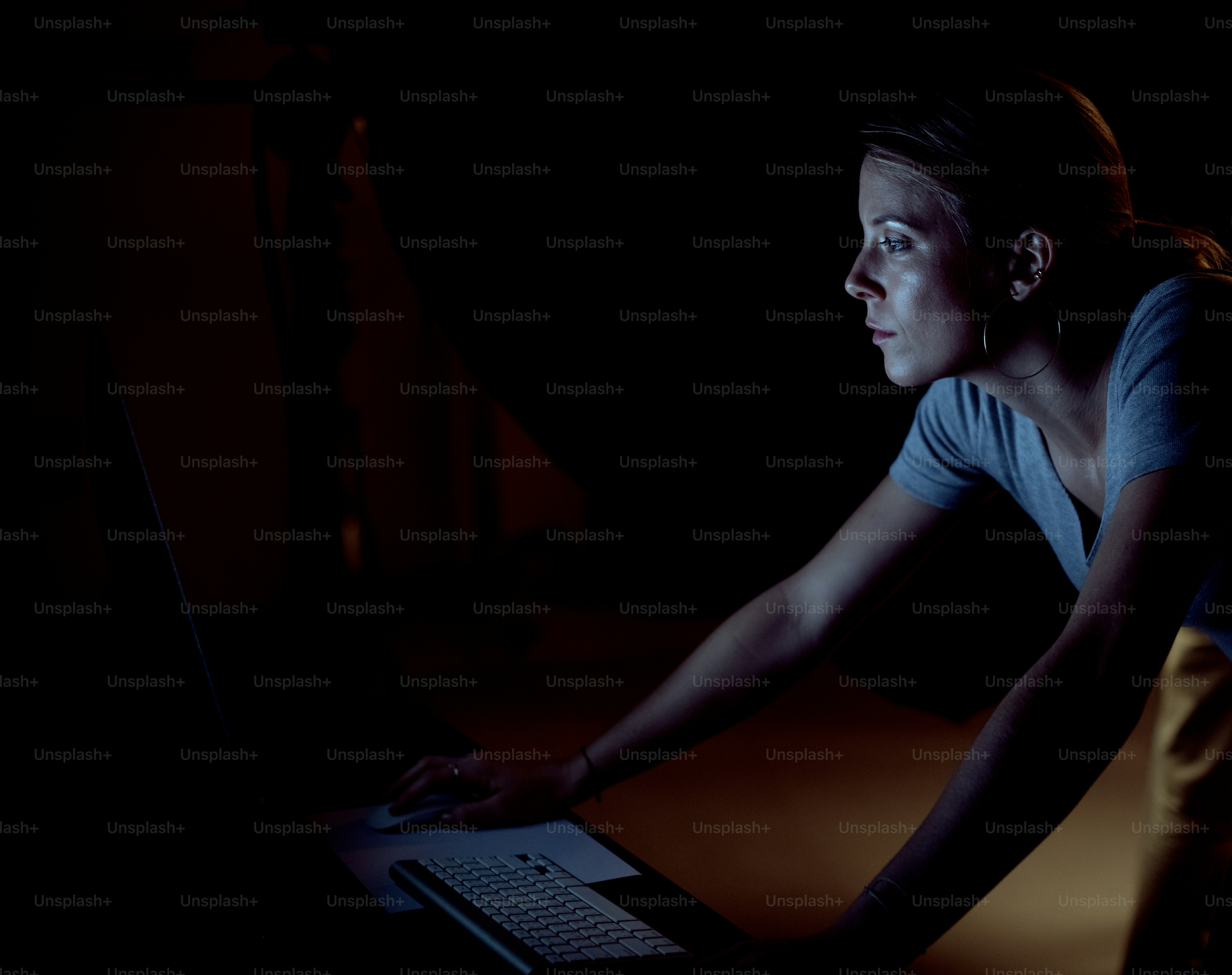 Kreatives Arbeiten am Computer im Atelier Foto – Bild zum Thema ...