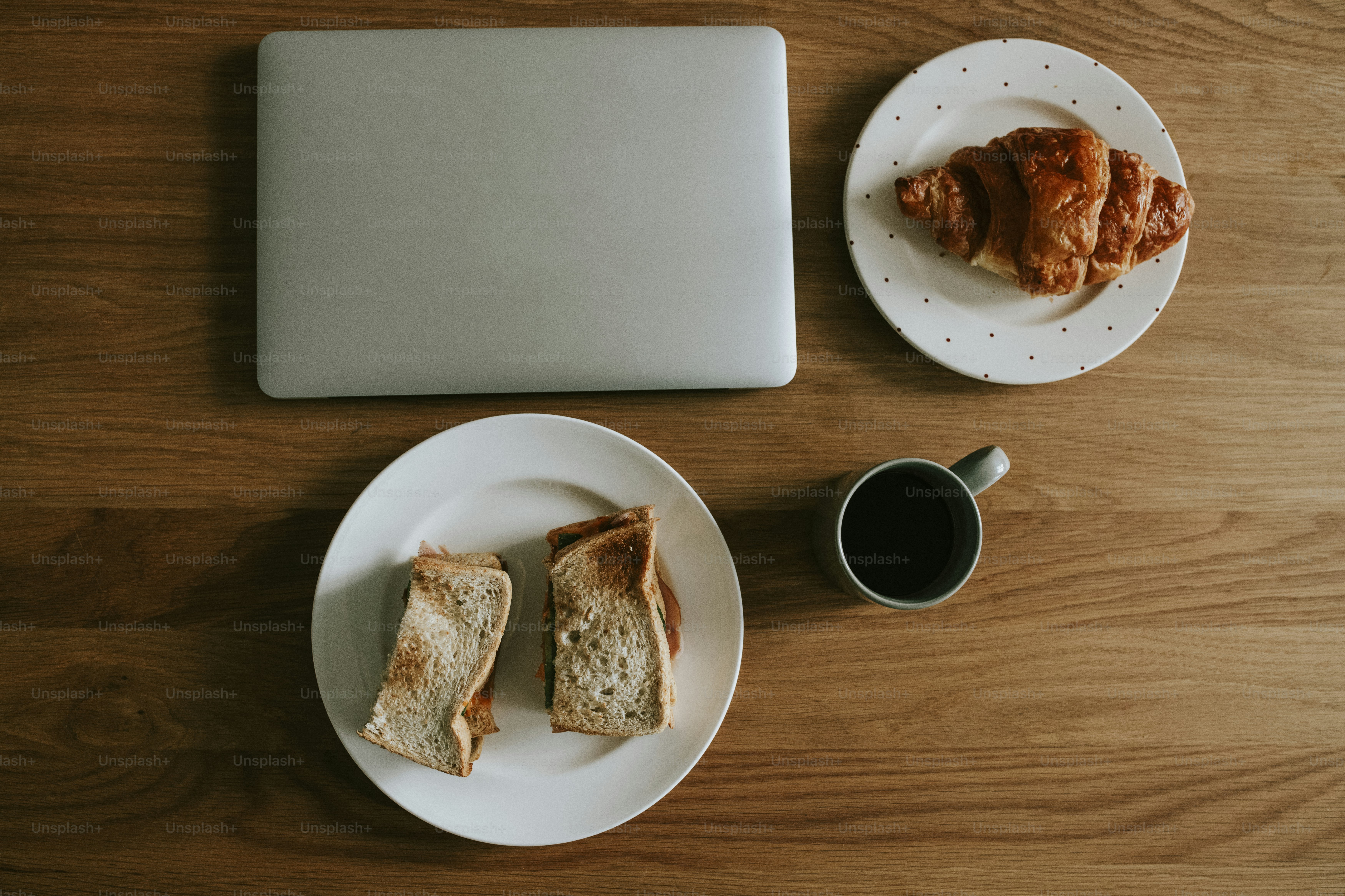 Flat lay of a laptop and breakfast at a cafe photo – Croissant Image on ...