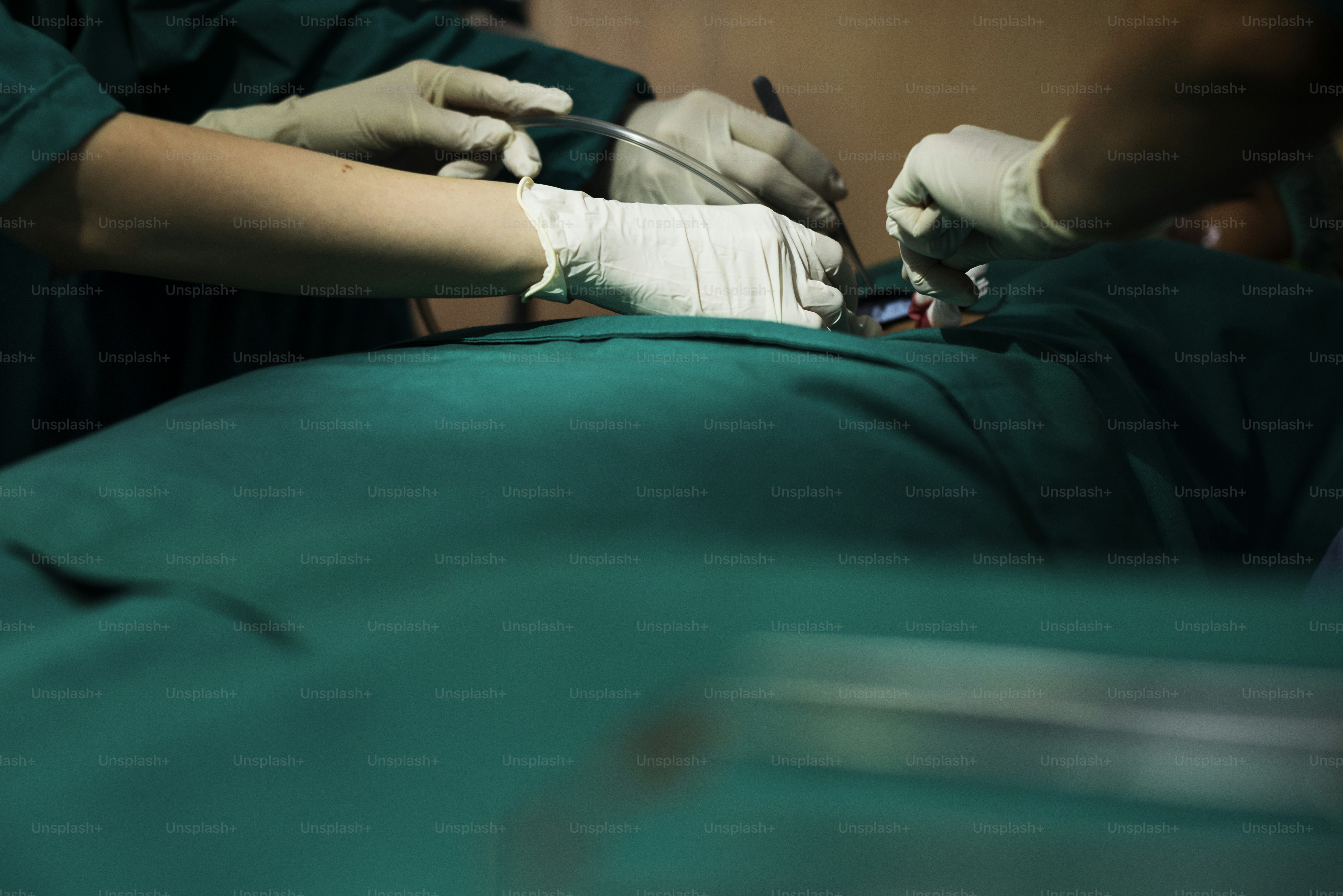 Doctors doing an operation photo – Service Image on Unsplash