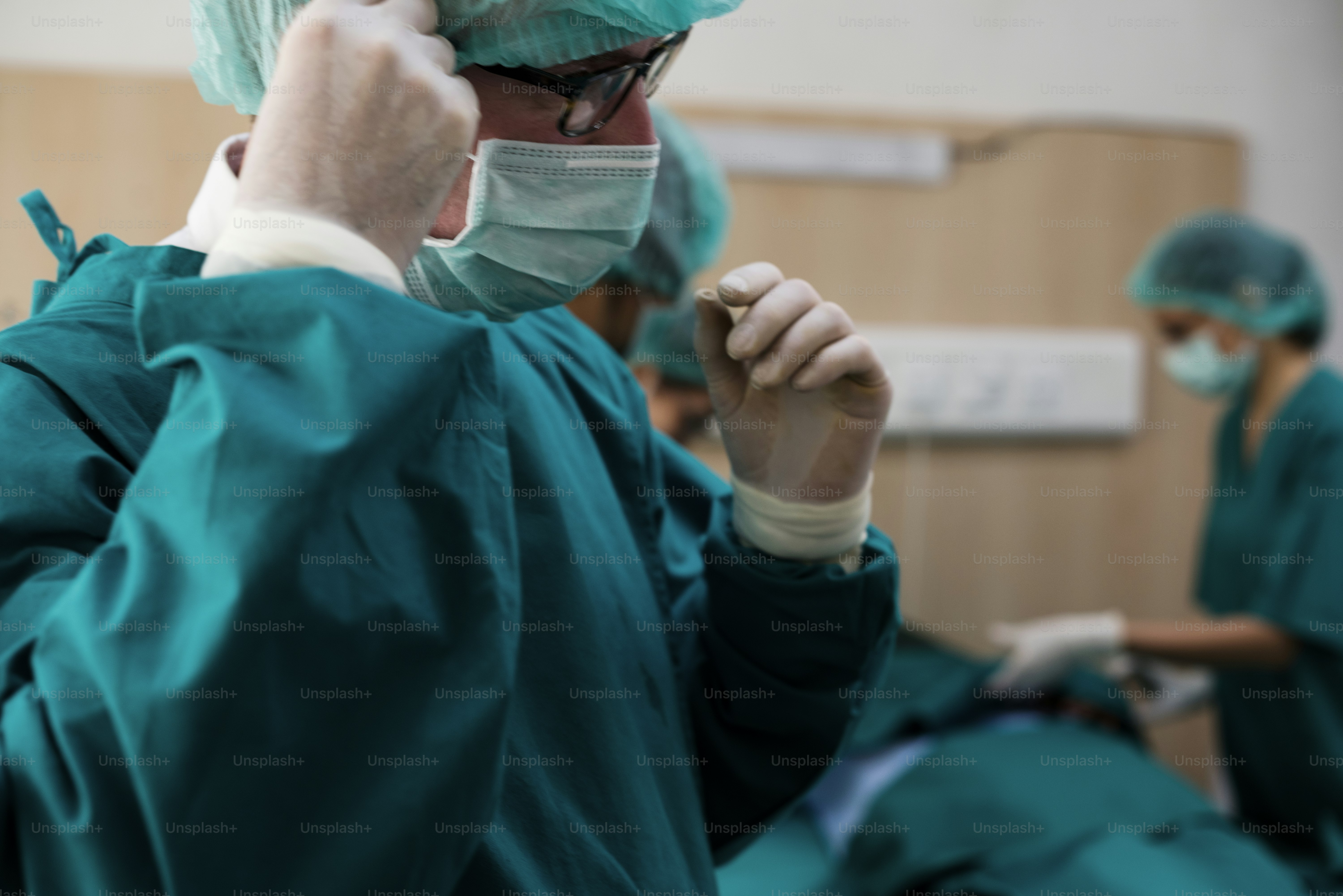 Doctors preparing for an operation photo – Doctor Image on Unsplash