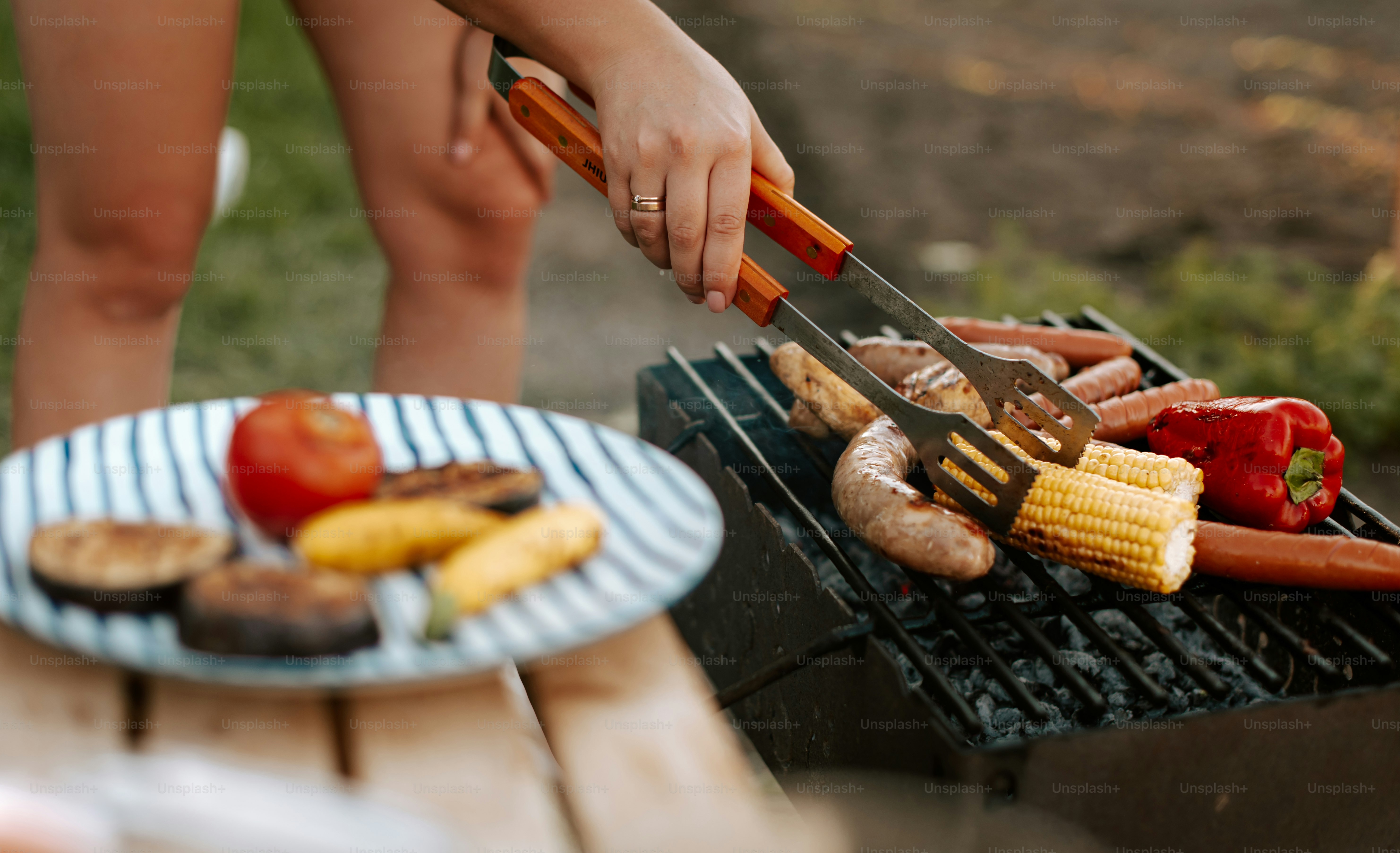 Una persona asando comida en una parrilla al aire libre foto – Imagen ...
