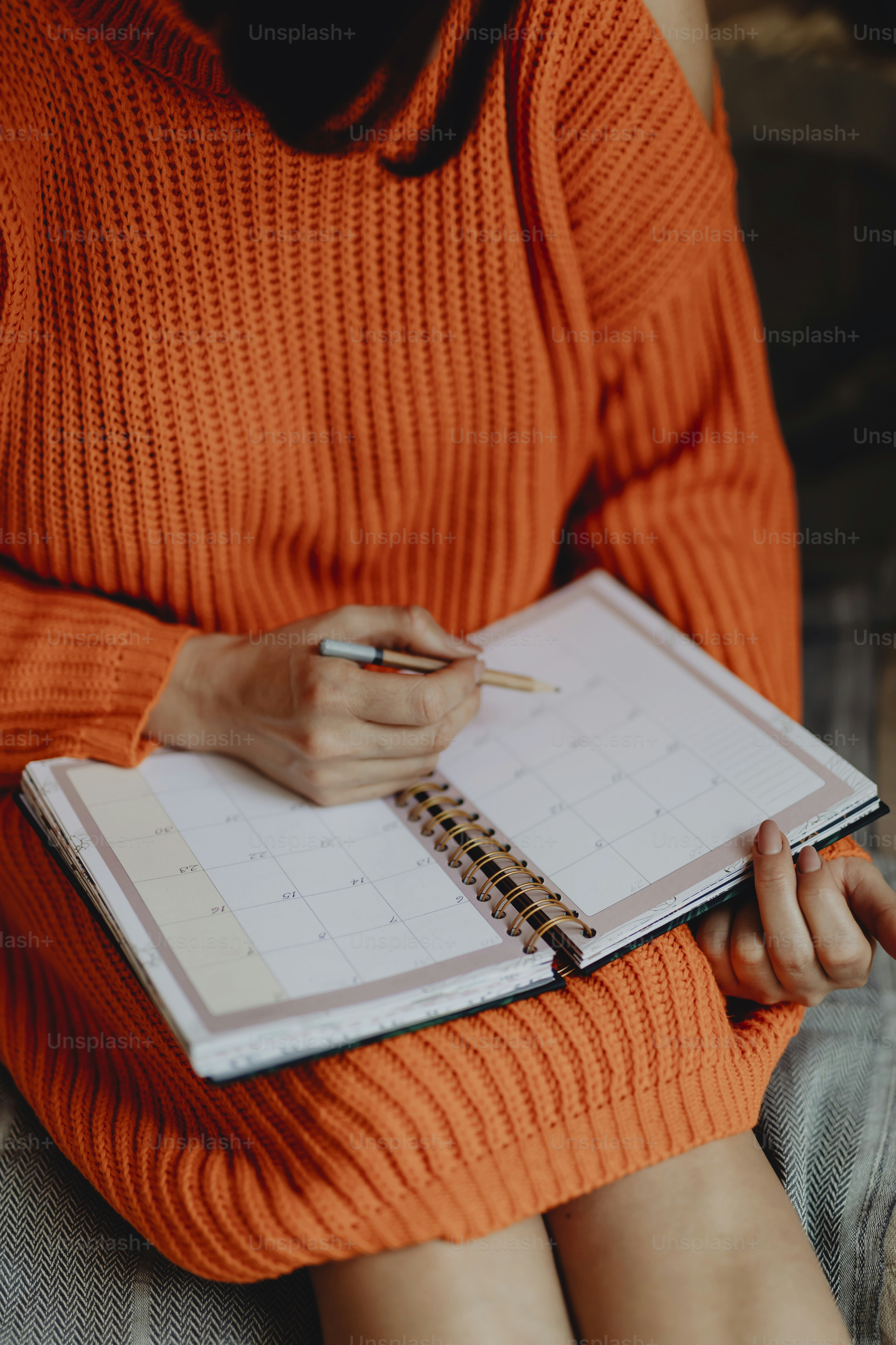 Woman writing on her daily planner photo – To do list Image on Unsplash