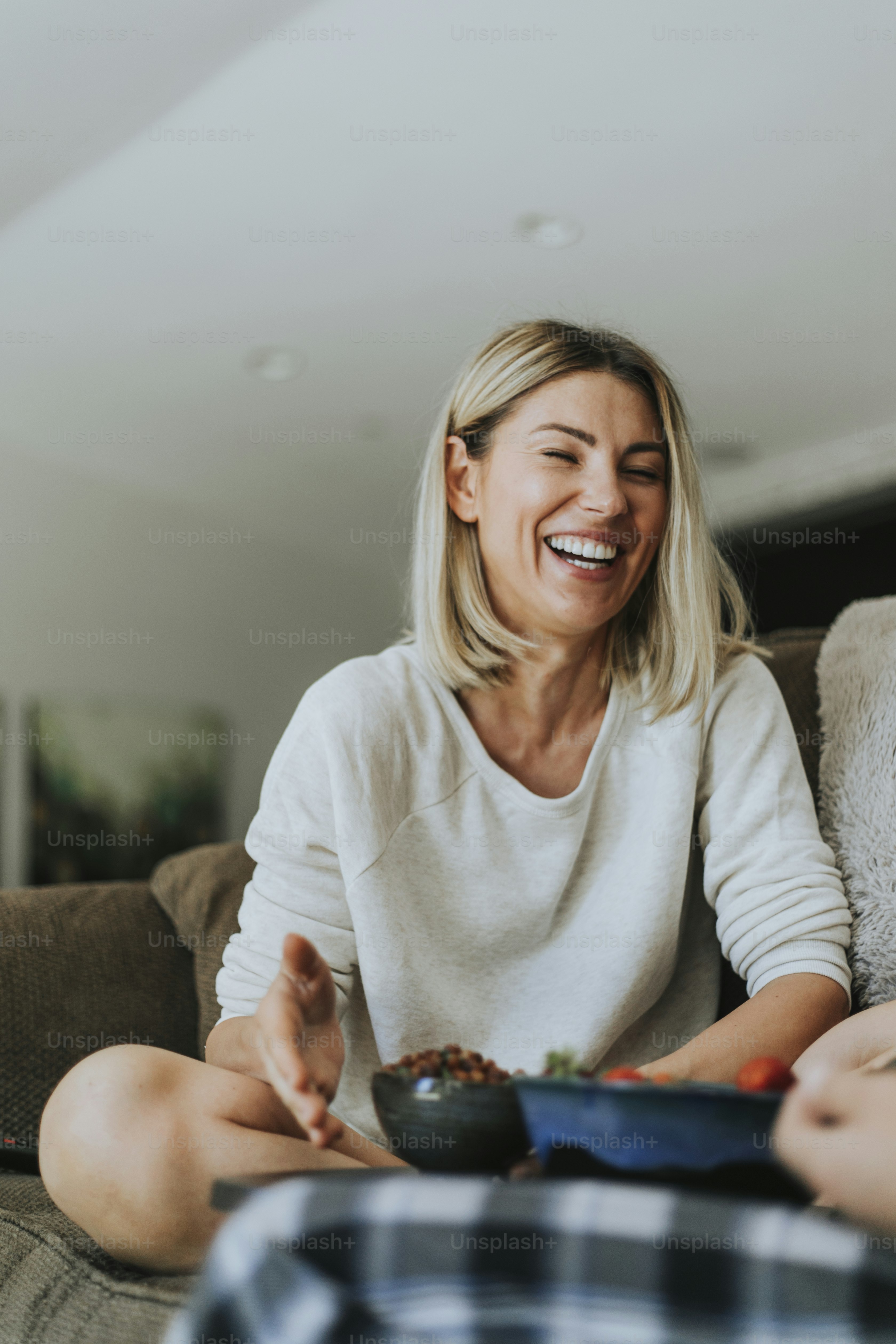 Mujer riéndose de su novio divertido foto – Imagen de Ama de casa en ...