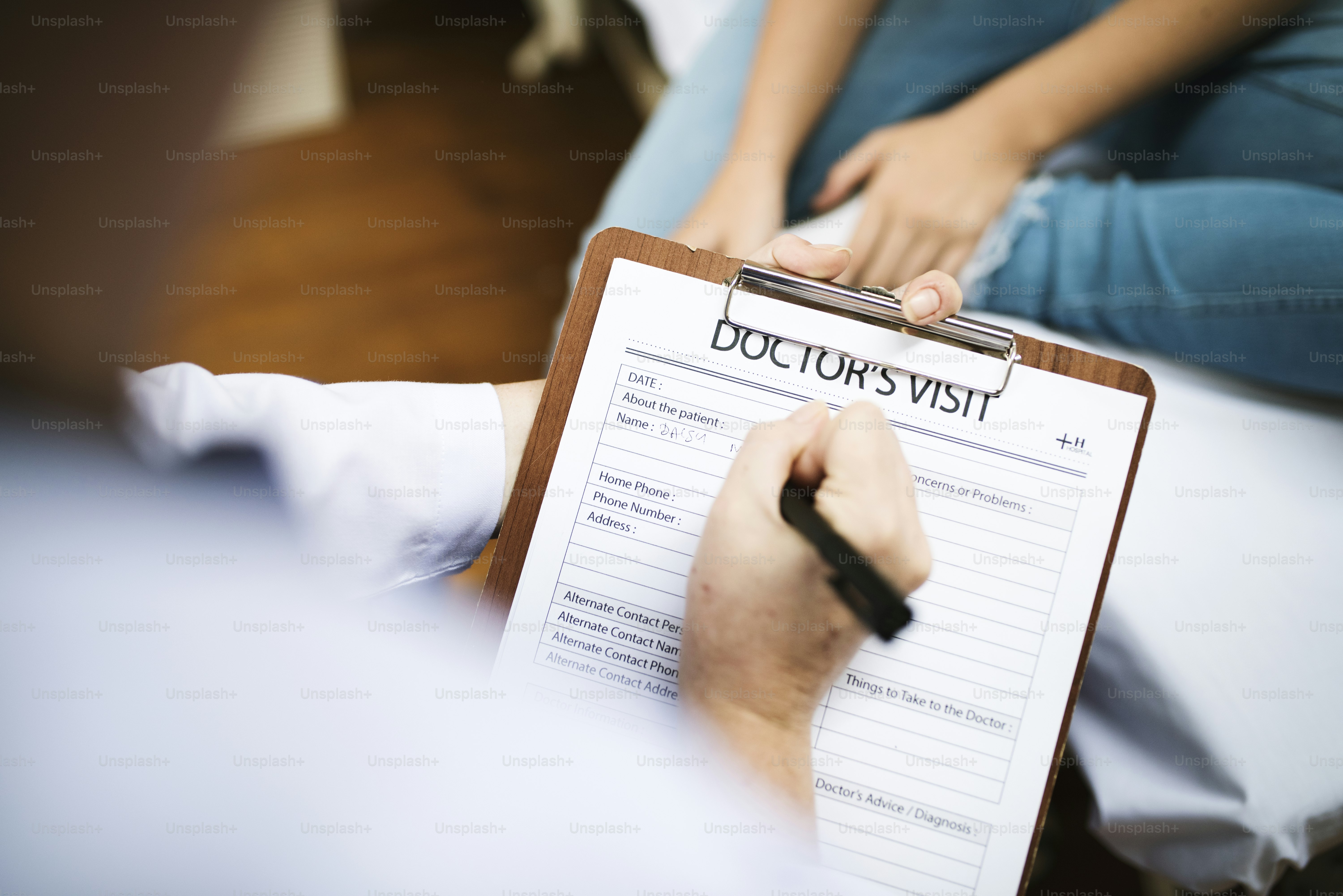A doctor checking a patient photo – Symptom Image on Unsplash