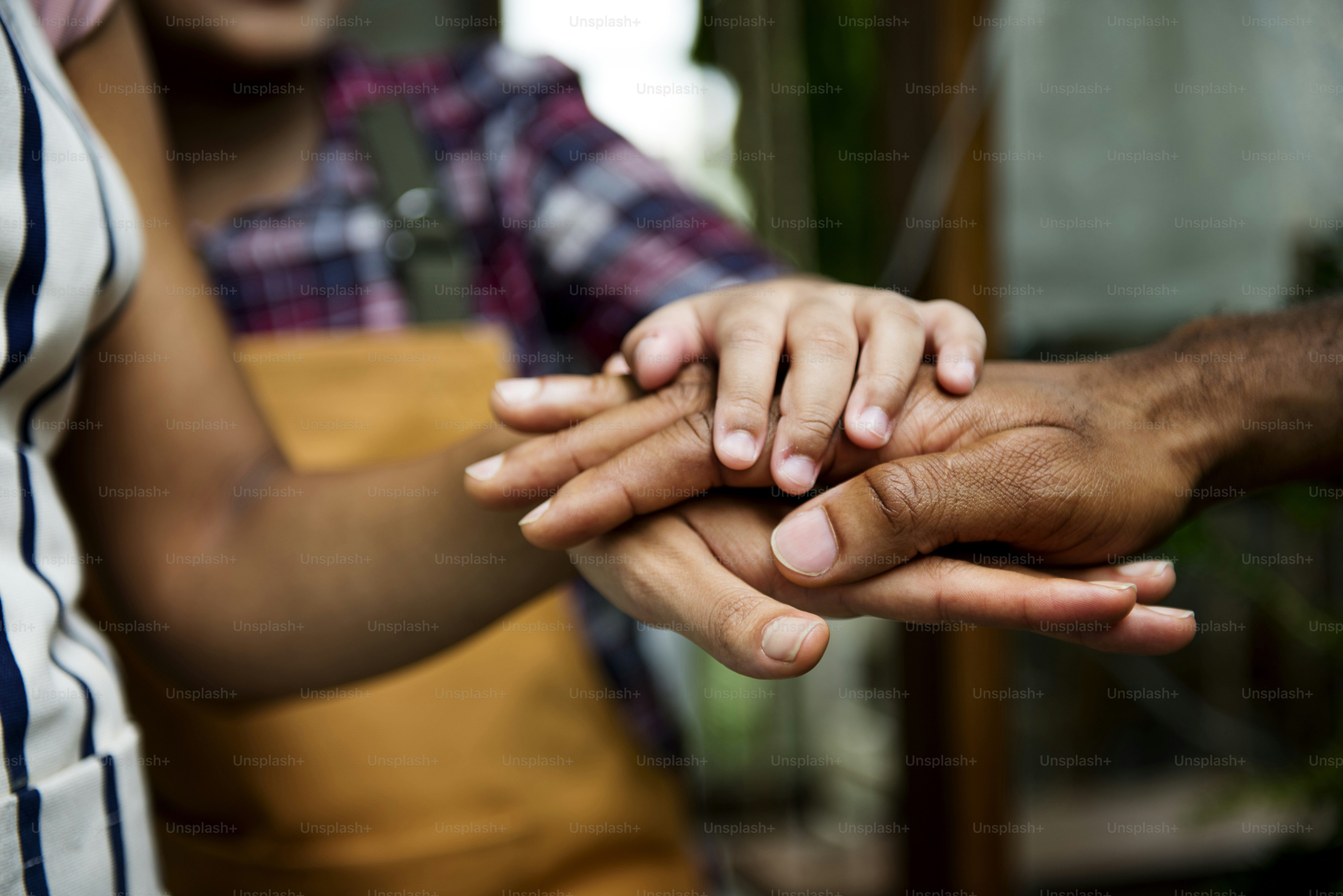 Diversität Menschen Hände stapeln Teambuilding gemeinsam Foto – Bild ...