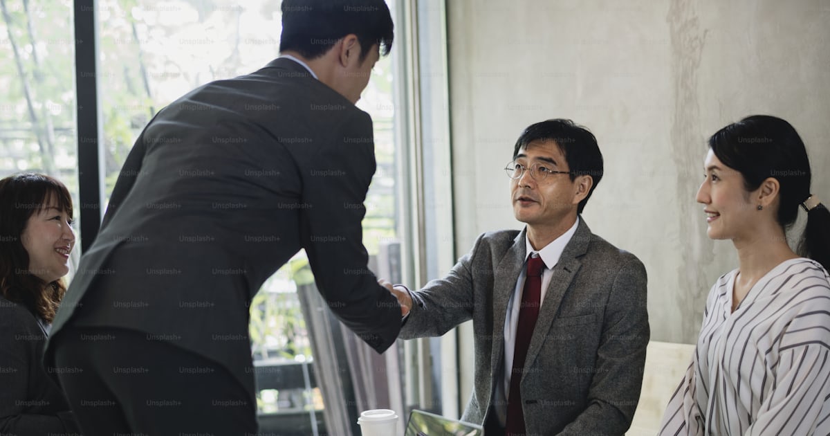 기업인들 악수 지원 함께 사진 Unsplash의 비즈니스 금융 및 산업 이미지