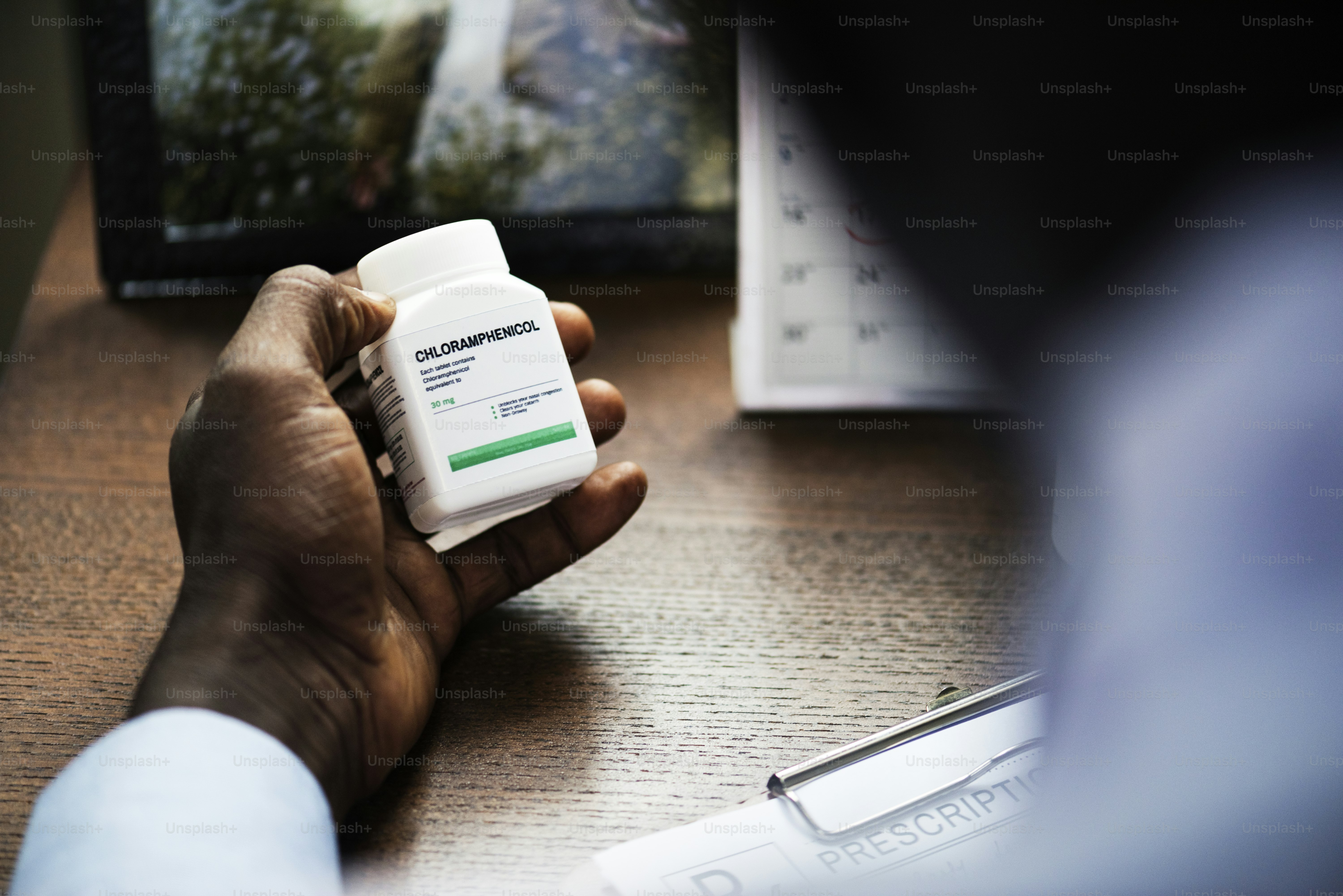 A doctor writing a prescription photo – Medicine Image on Unsplash