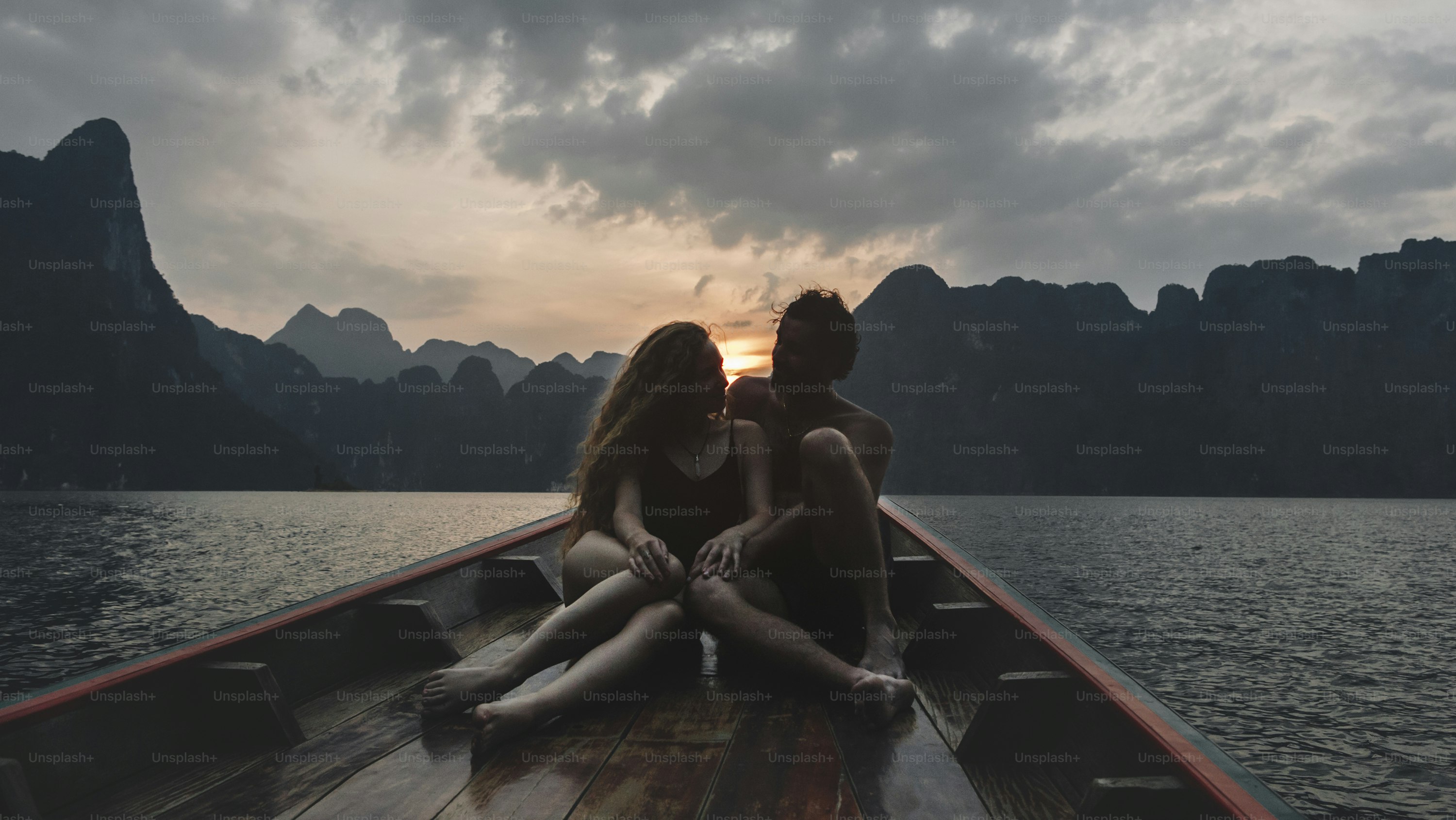Couple boating on a quiet lake photo – Girlfriend Image on Unsplash