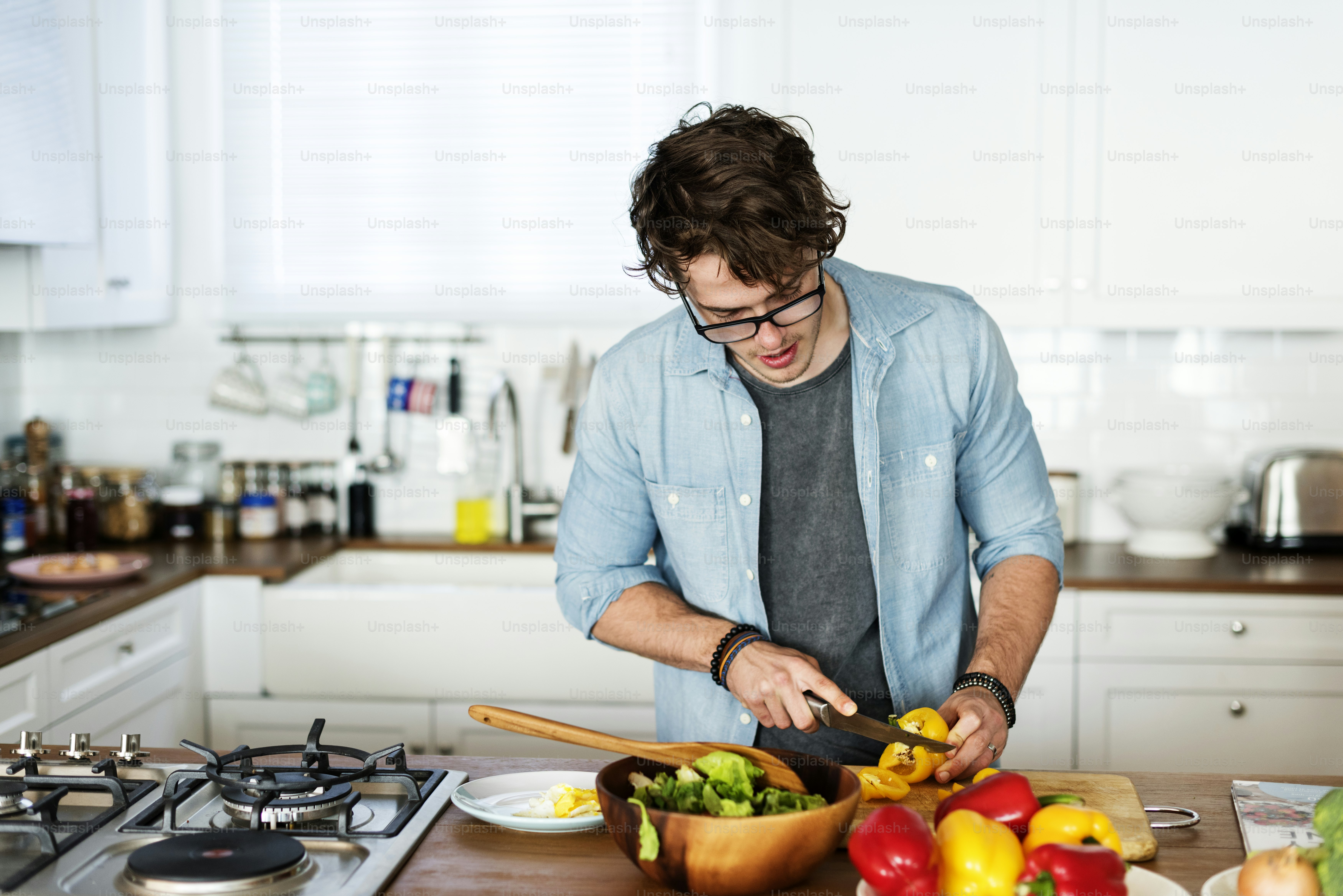 Caucasian man cooking in the kitchen photo – Brunch Image on Unsplash