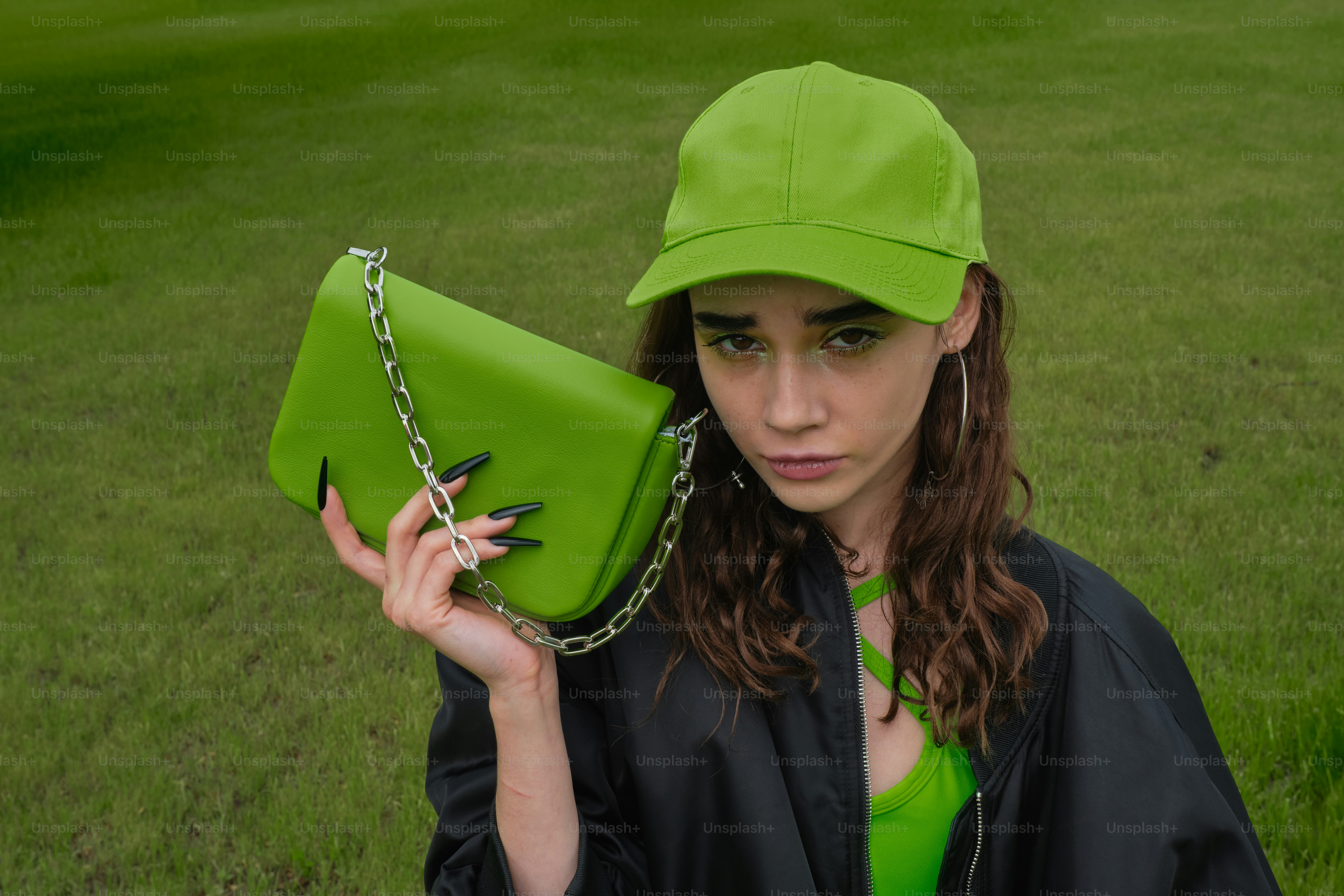A woman in a green hat holding a green purse photo – Generation z Image ...