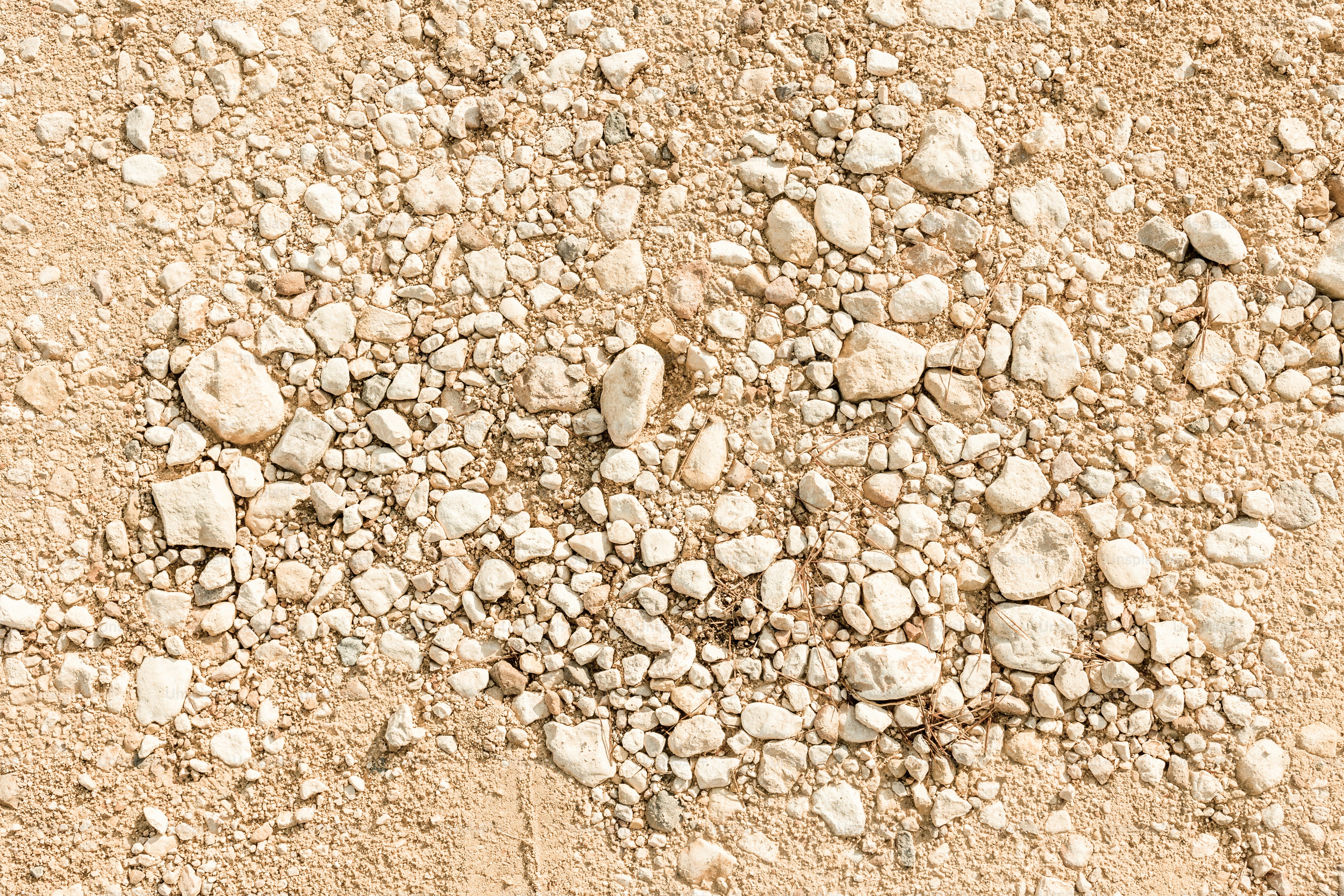 Un primer plano de rocas y grava en el suelo foto – Imagen de Estética ...
