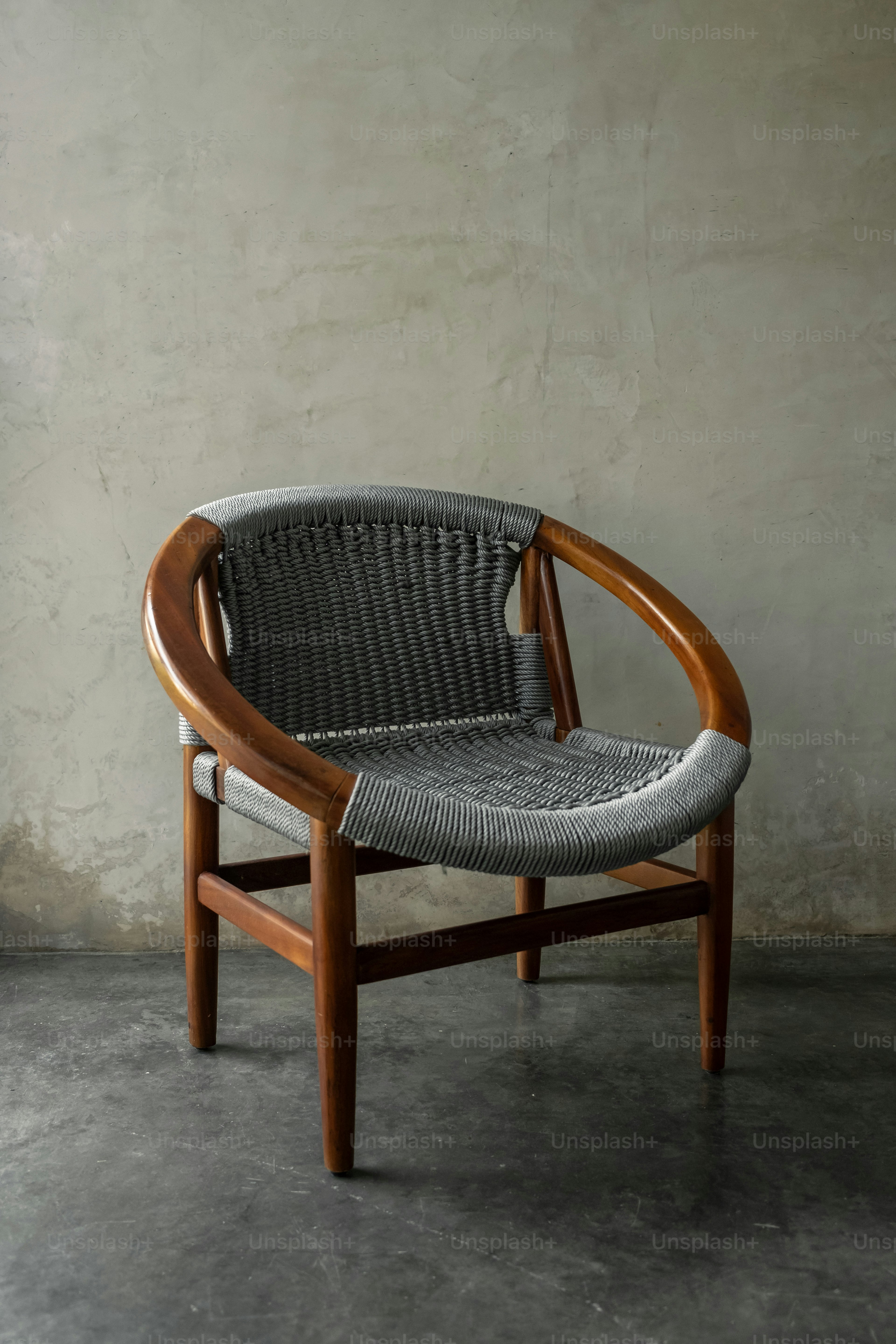 Una silla sentada en una habitación junto a una pared foto – Imagen de ...