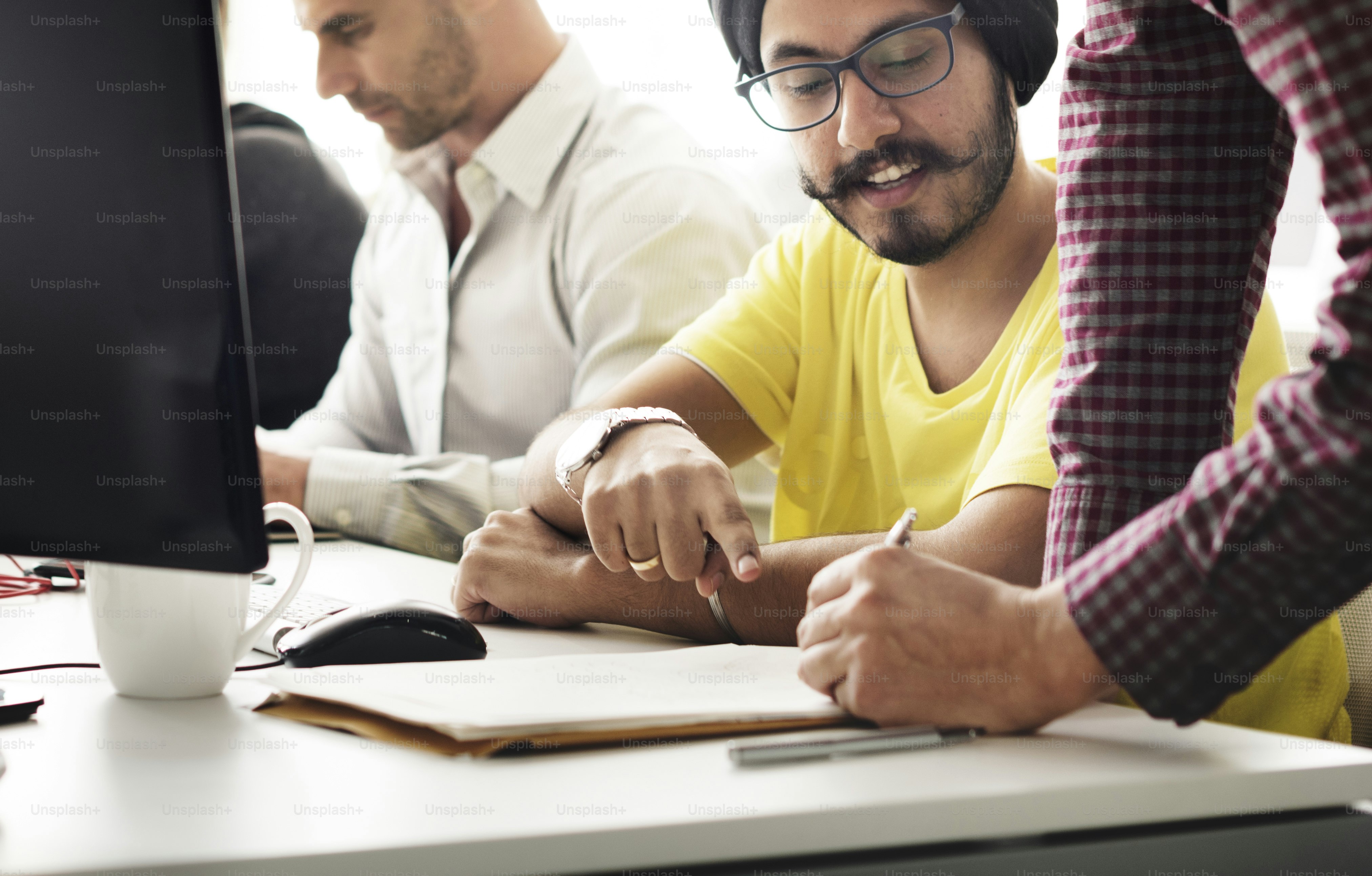 Contemporary Casual Corporate Office Support Concept photo – Business ...