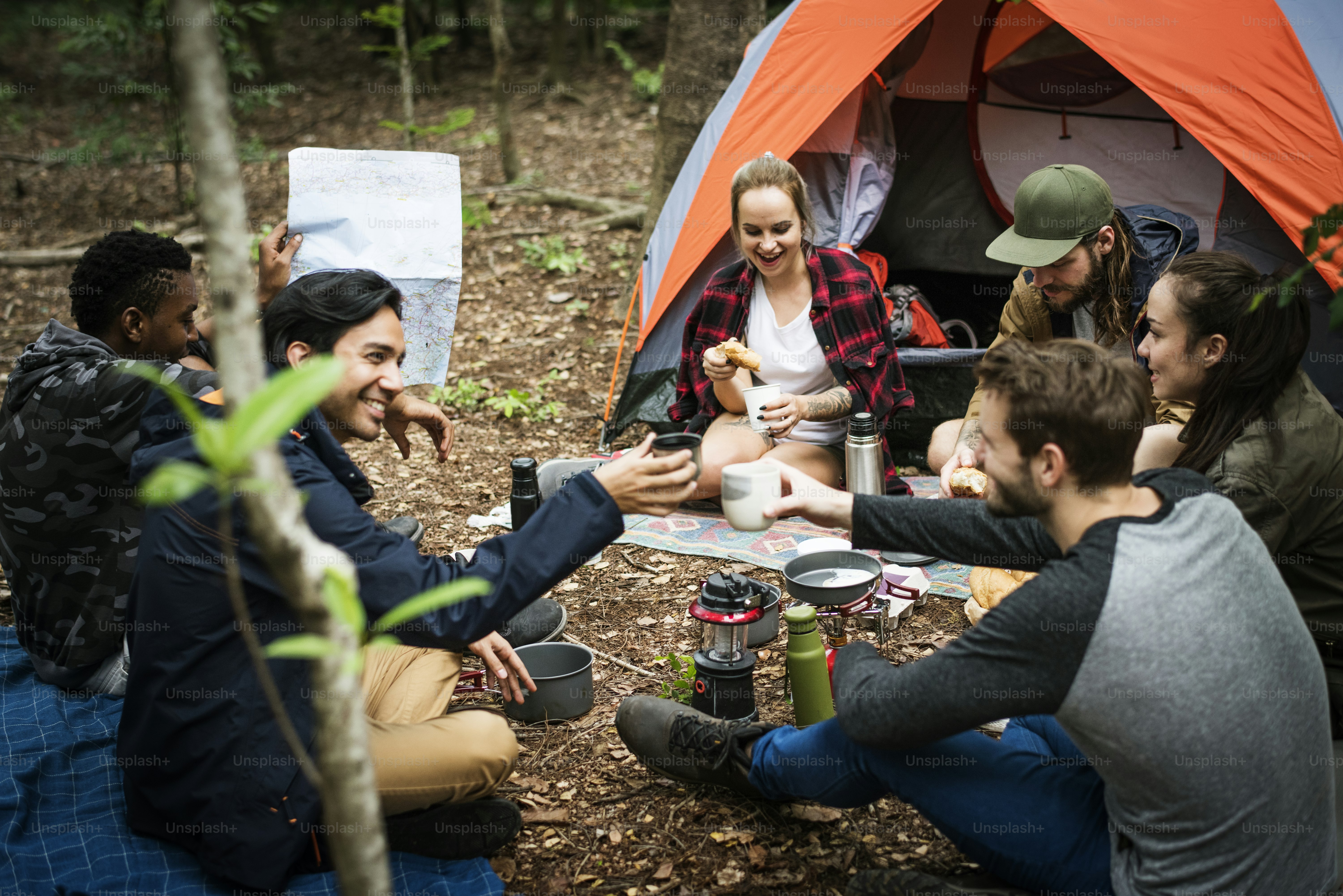 Amigos acampando juntos en el bosque Este mapa se deriva de nuestros ...
