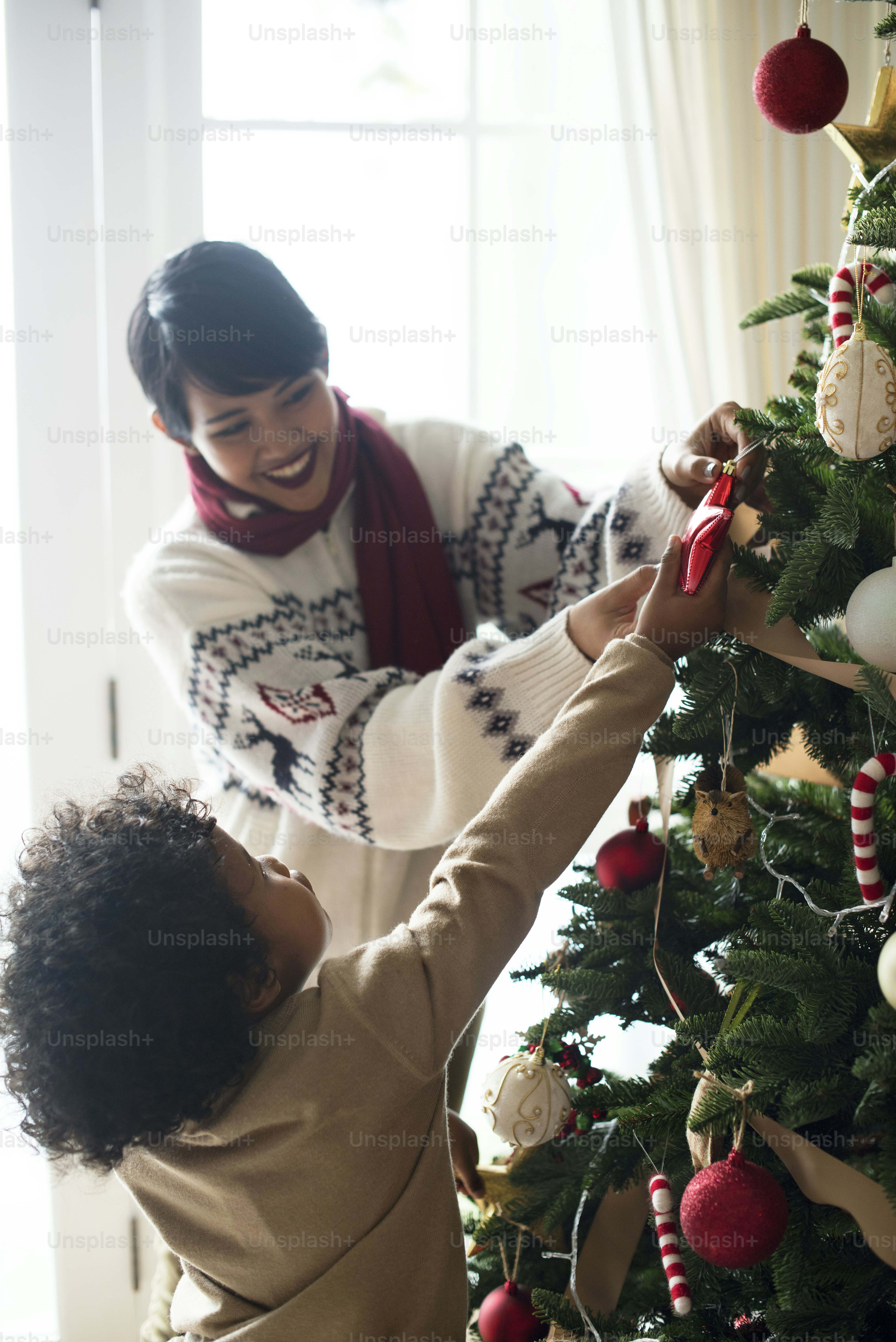 People decorating Christmas tree photo – Family Image on Unsplash