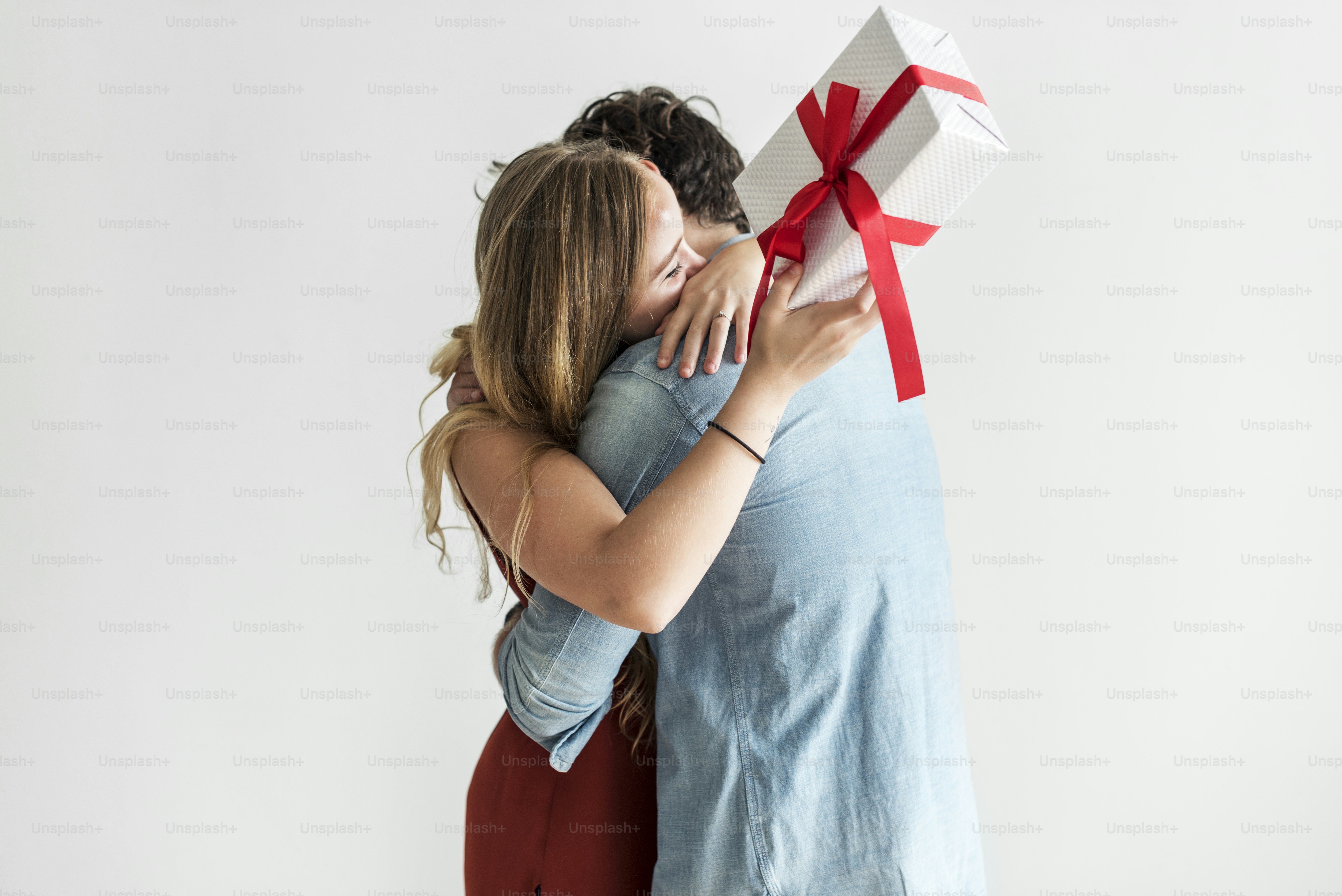 Woman receive a gift box from her lover photo – Two people Image on Unsplash