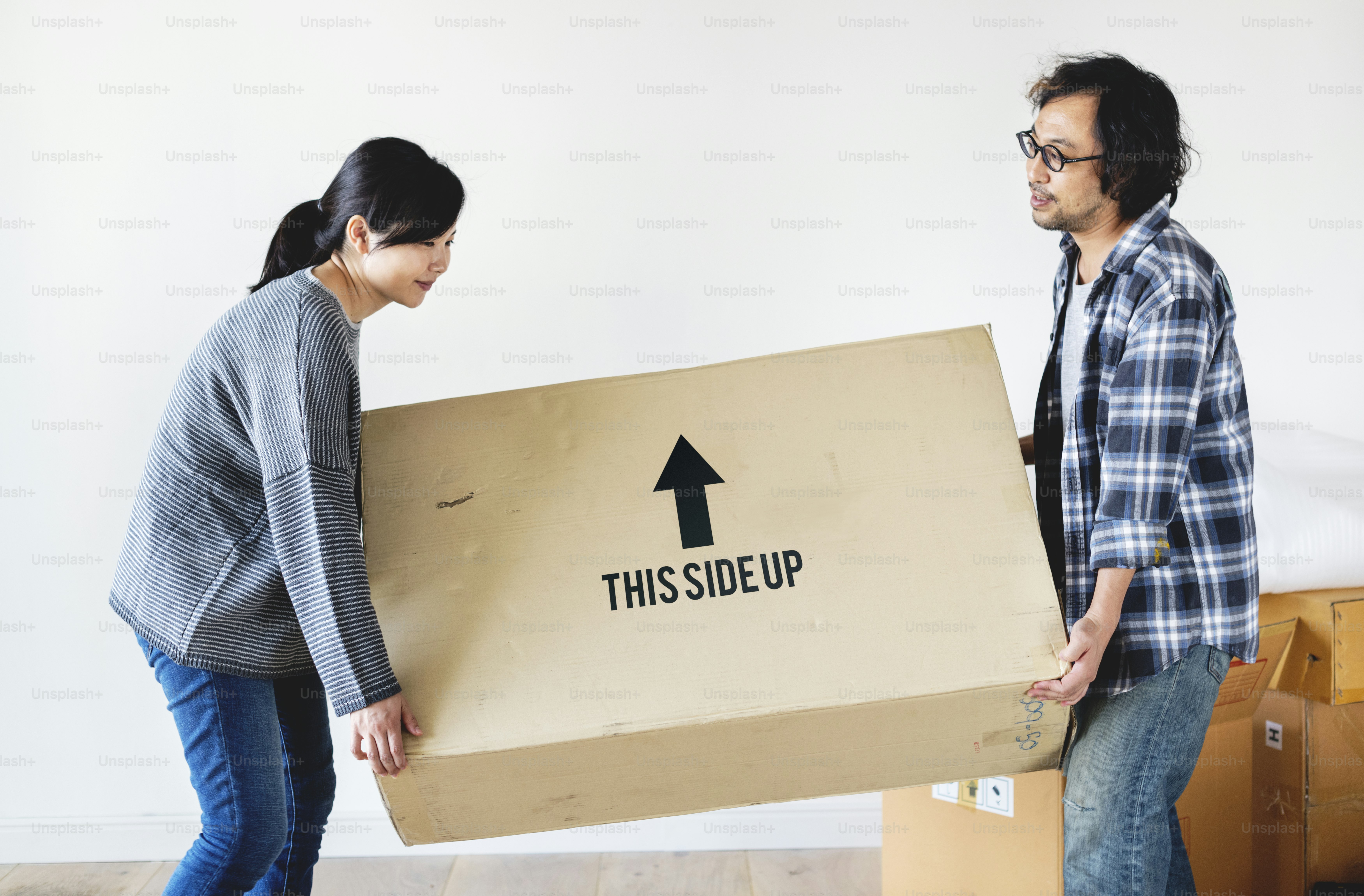 Asian couple removing to new house photo – Cardboard box Image on Unsplash