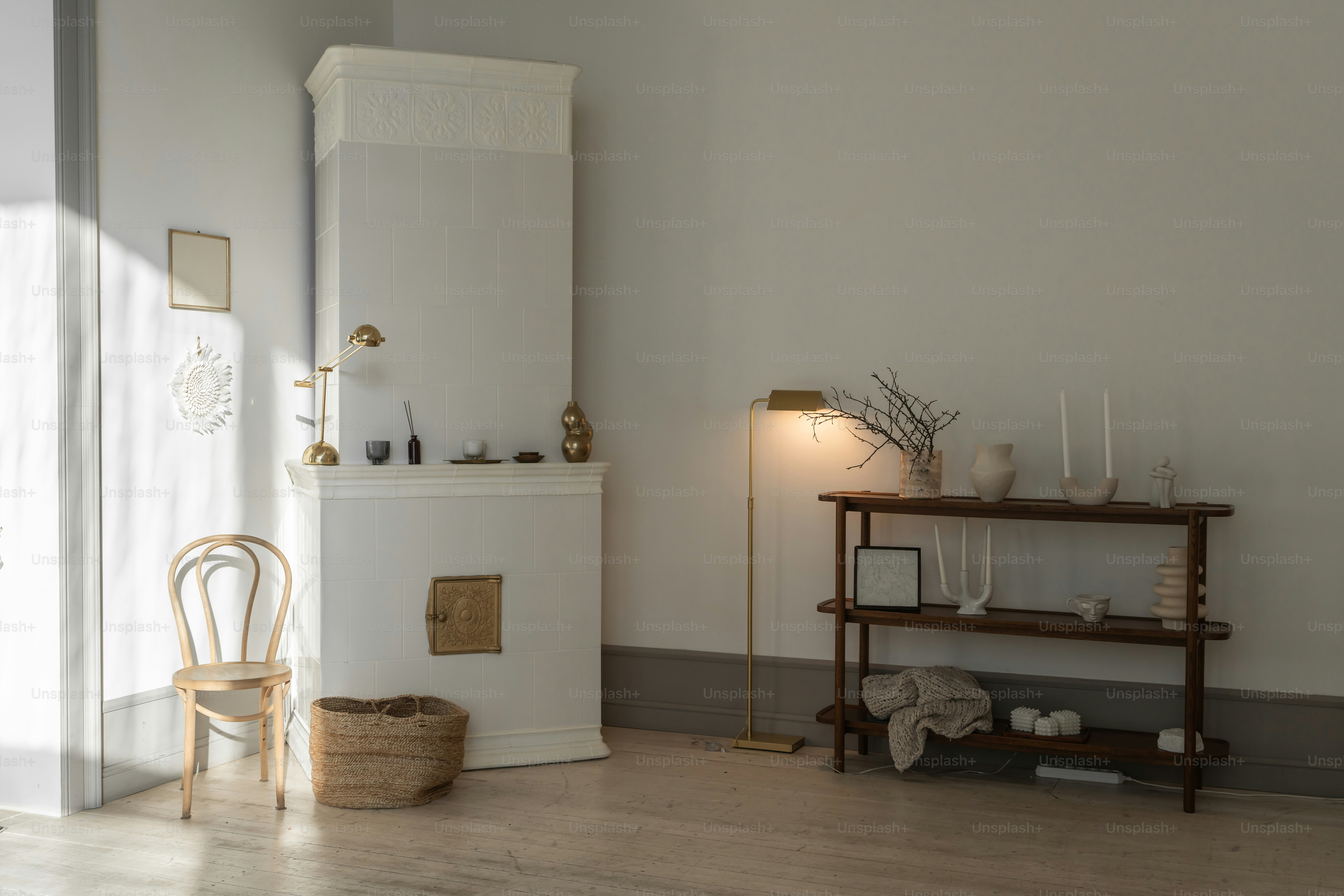 Una sala de estar con un sofá y una mesa foto – Imagen de Salón en Unsplash