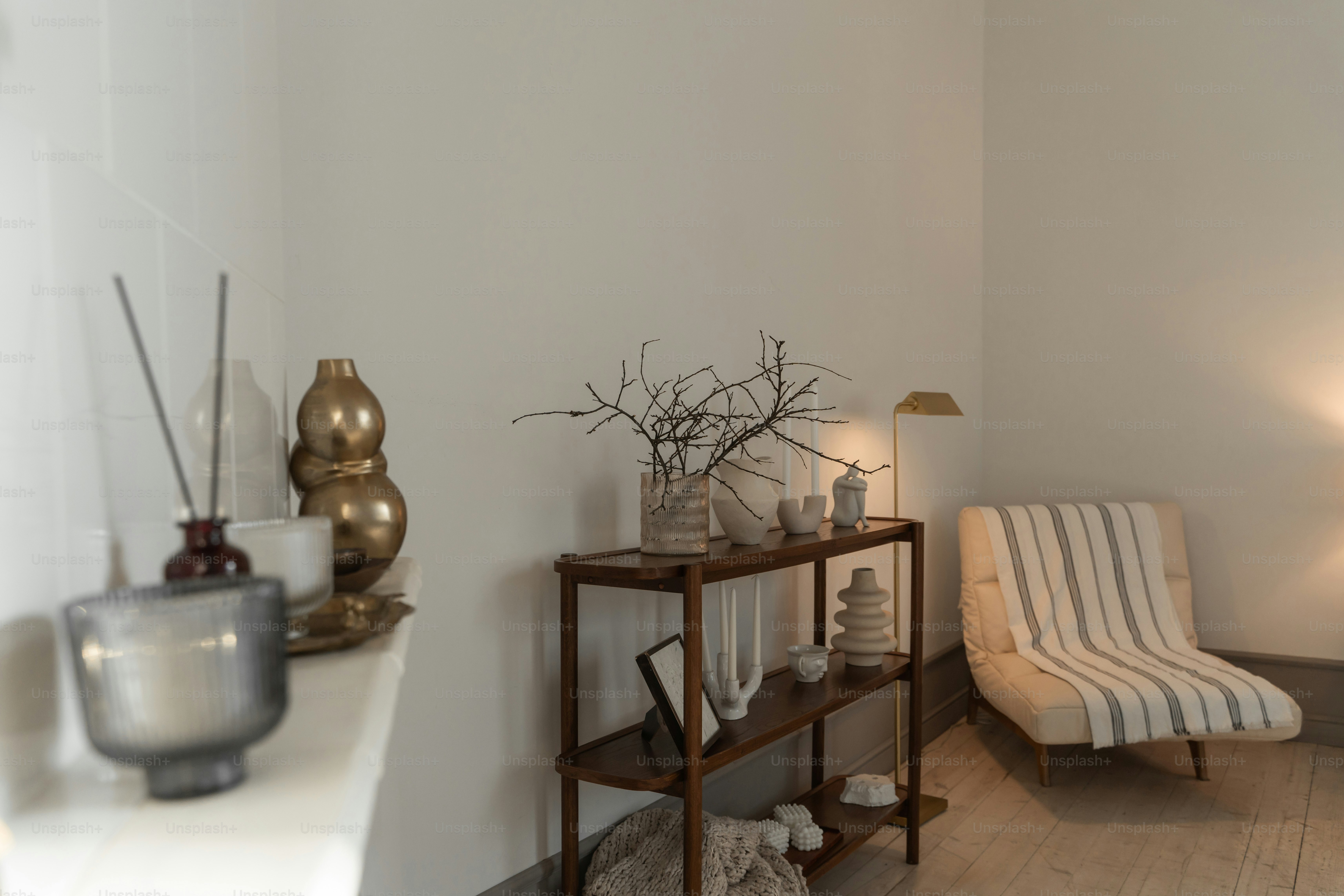 Una sala de estar con un sofá y una mesa foto – Imagen de Salón en Unsplash