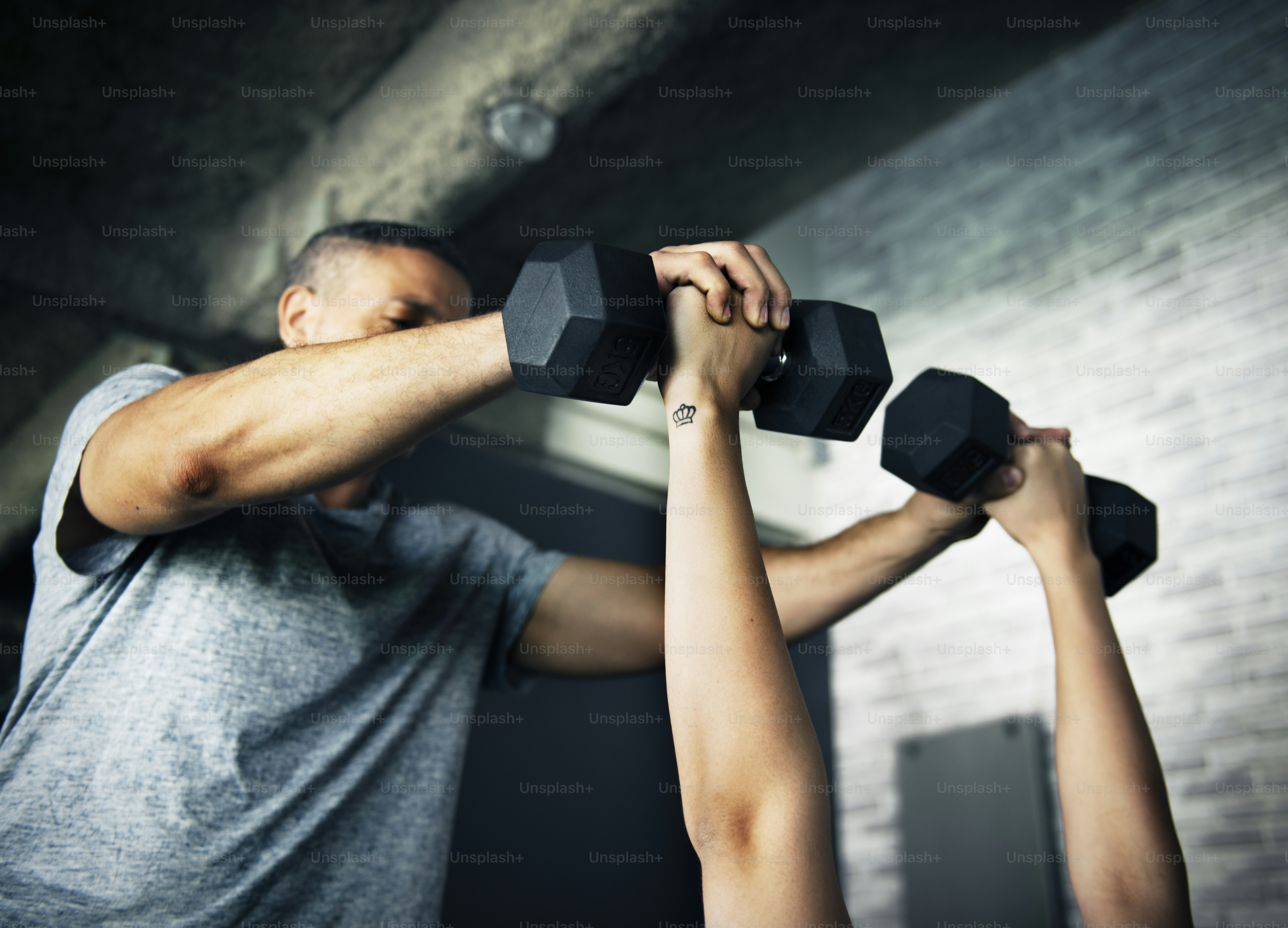 Personas haciendo ejercicio en el gimnasio foto – Imagen de Estilo de ...