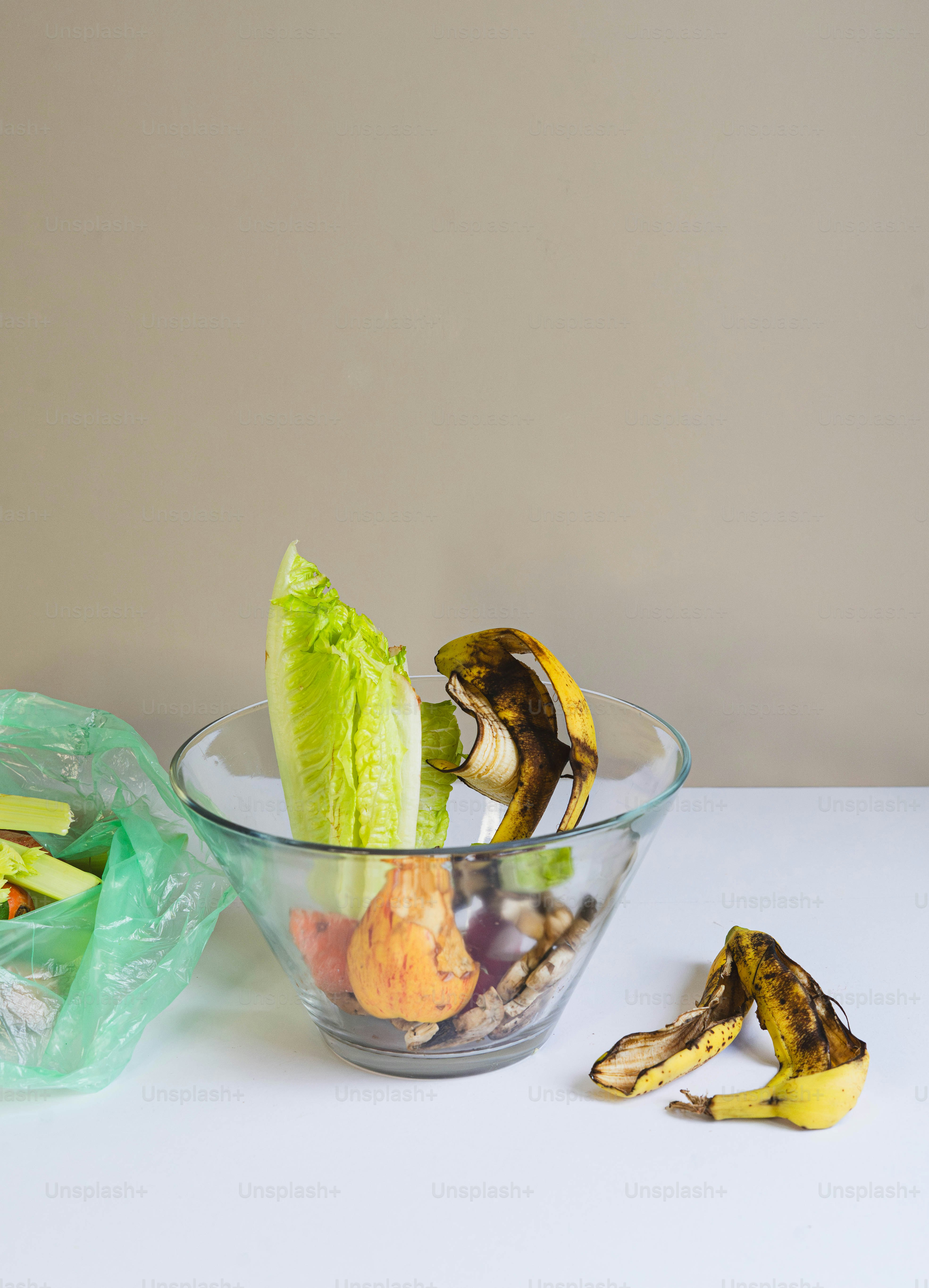 Una mesa con una bolsa de verduras y un cuenco de fruta foto – Imagen ...