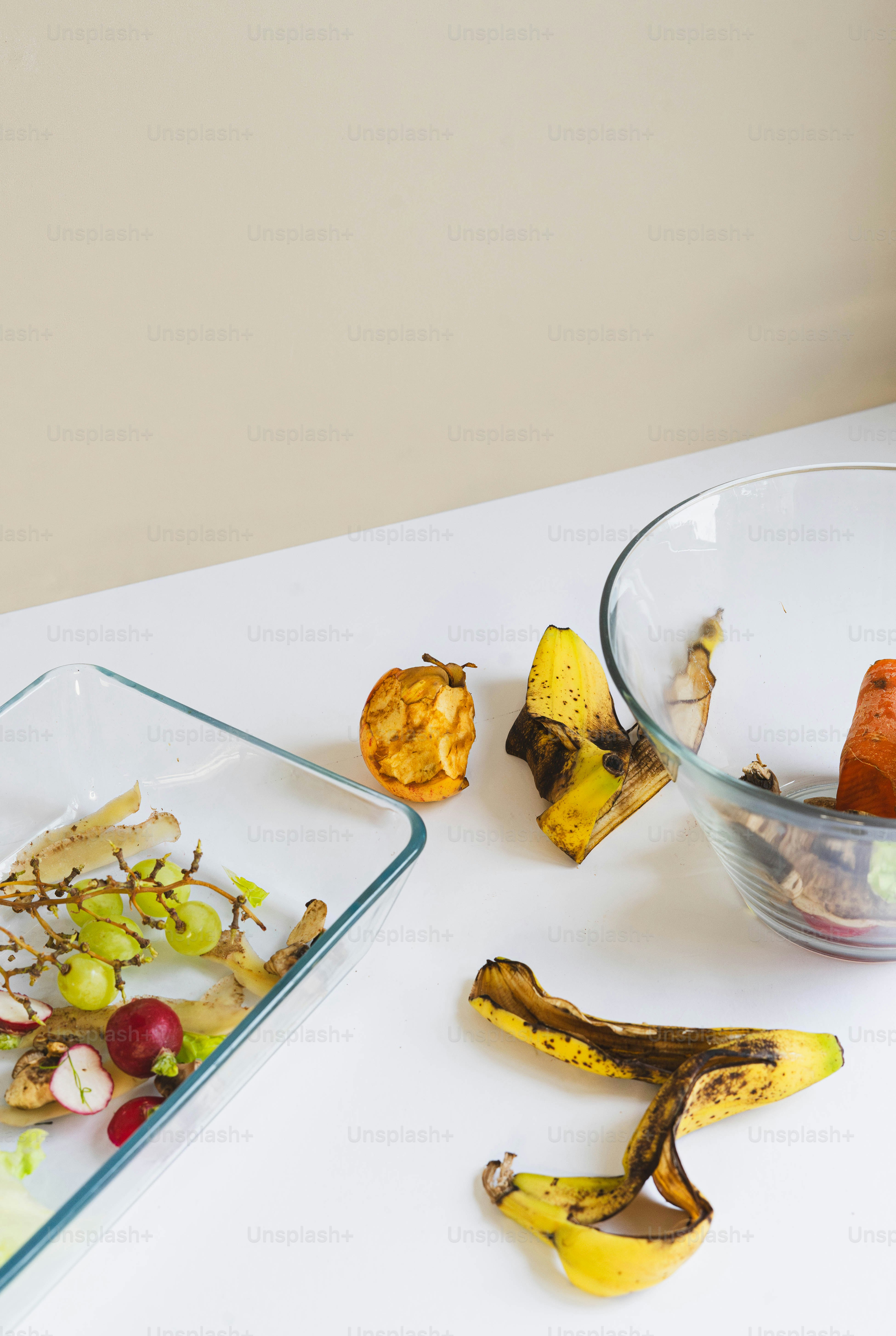 Una mesa con una bolsa de verduras y un cuenco de fruta foto – Imagen ...