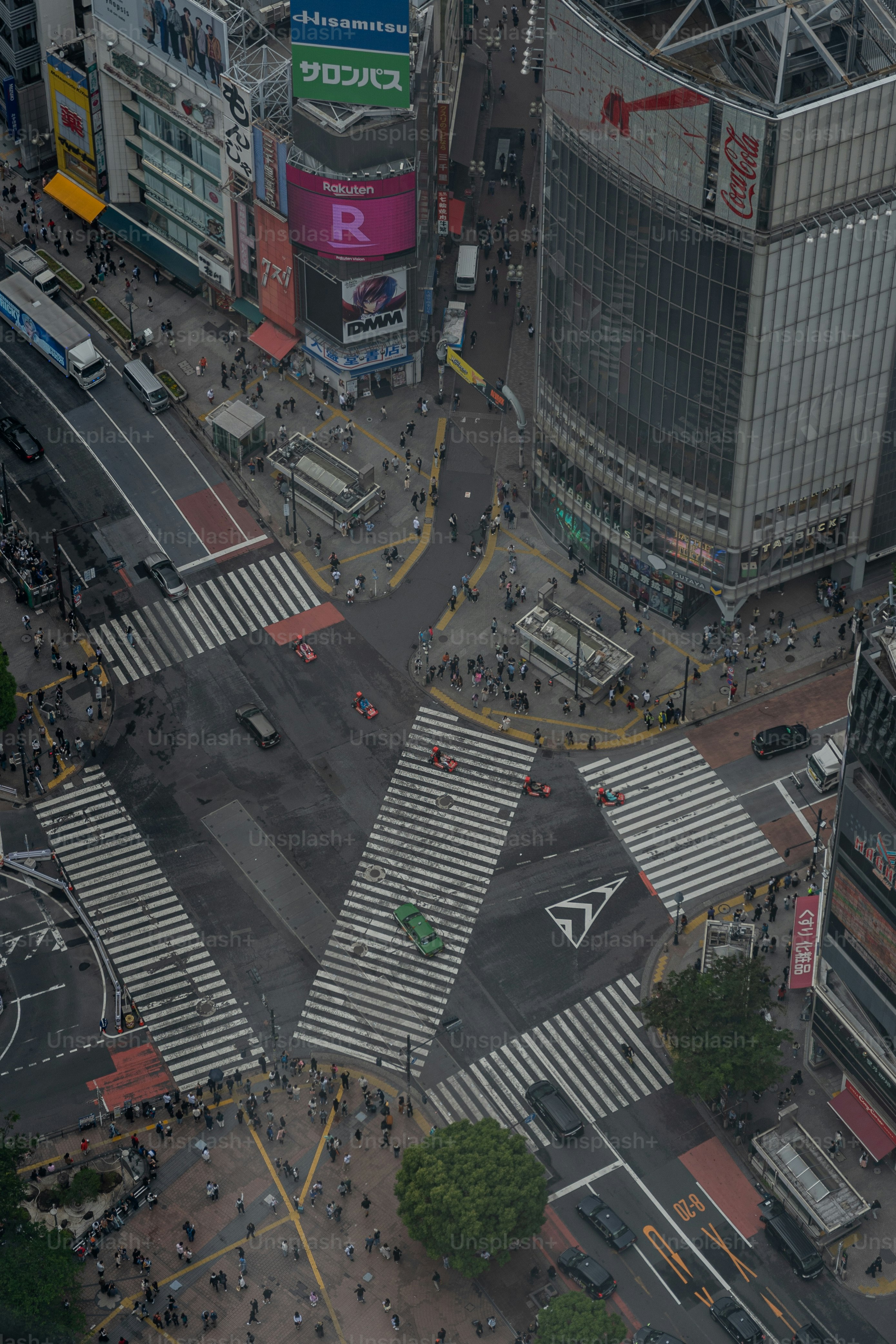 An aerial view of a busy city intersection photo – Japan Image on Unsplash