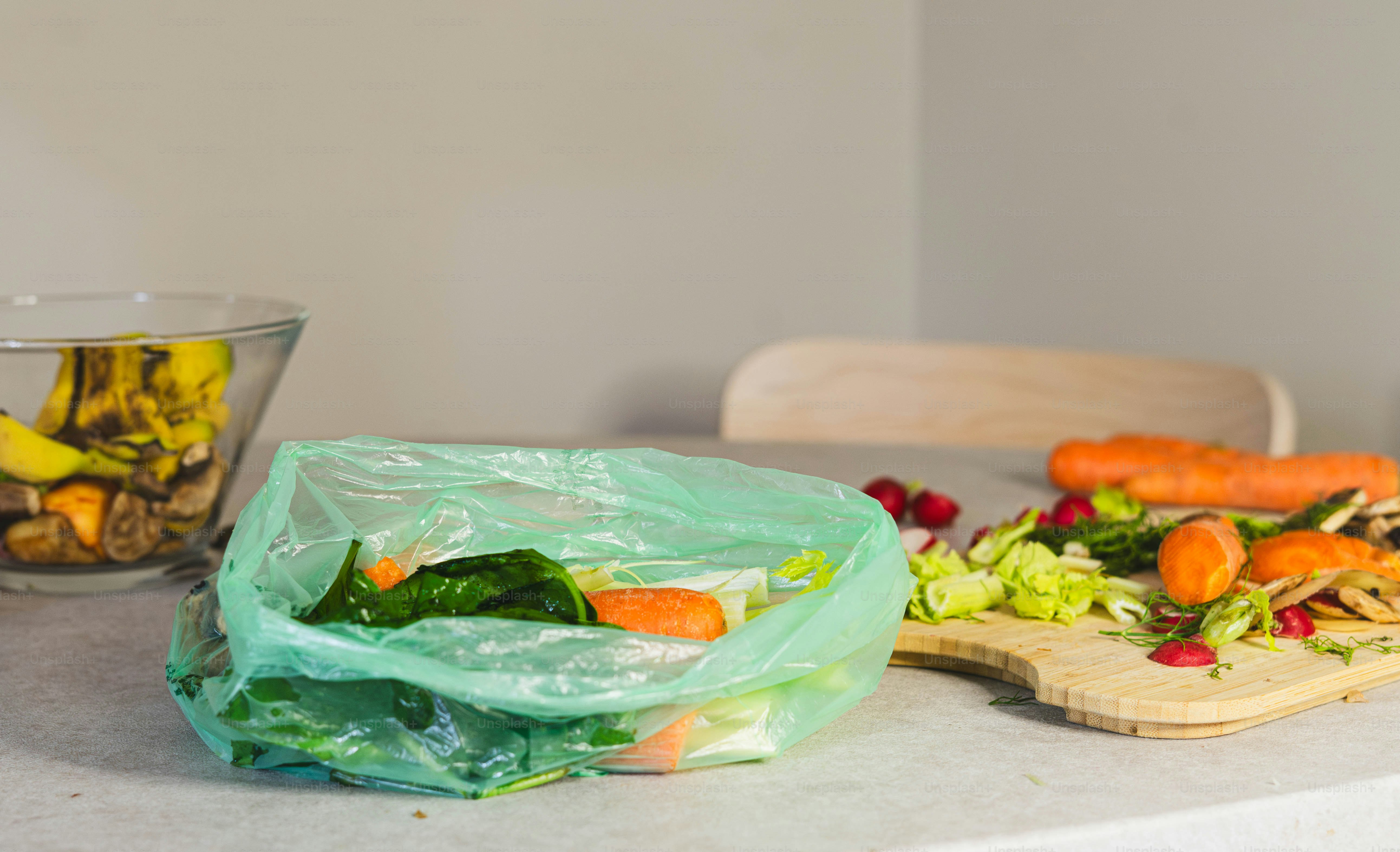 Una mesa con una bolsa de verduras y un cuenco de fruta foto – Imagen ...