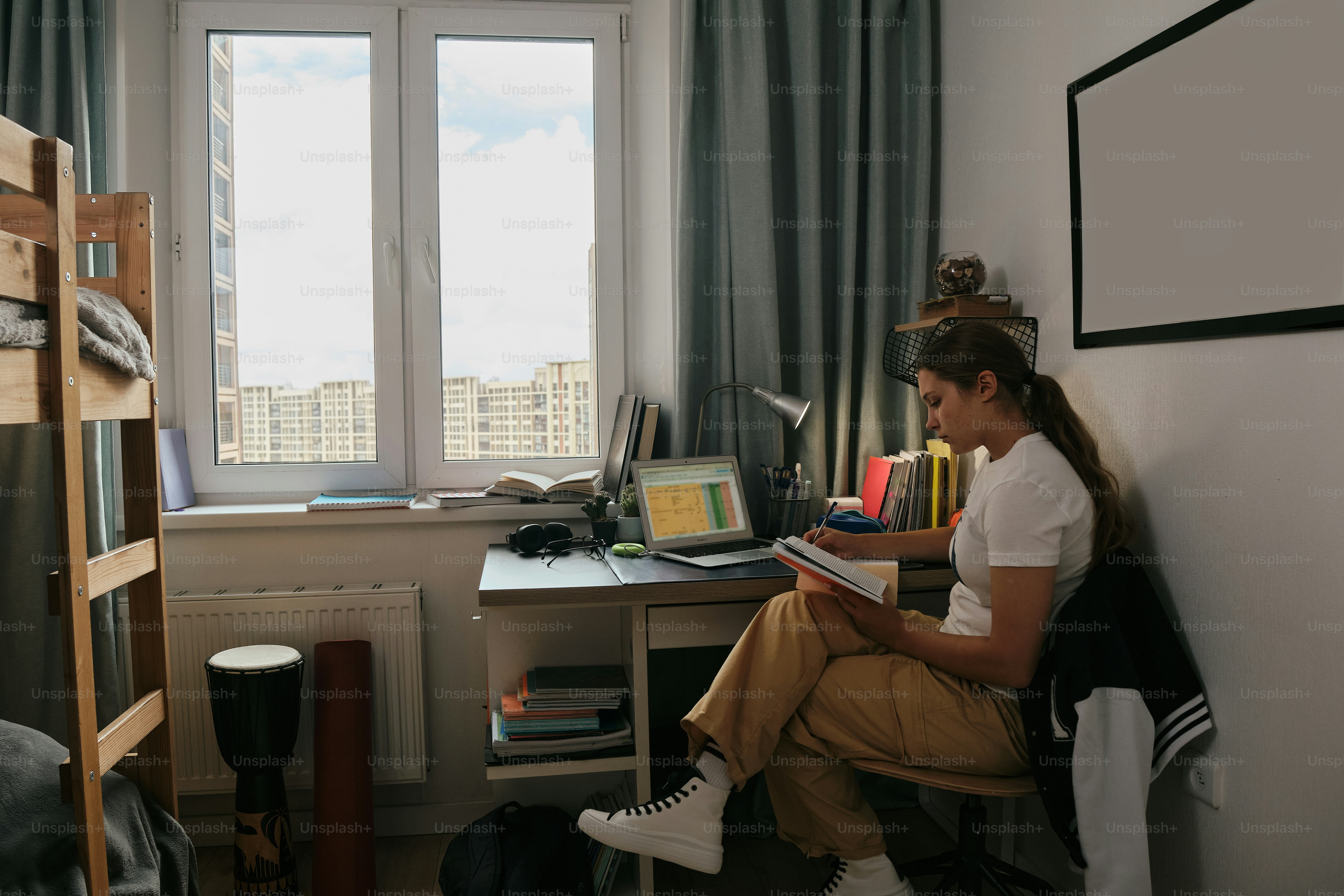 二段ベッドに座って本を読んでいる女性の写真 – Unsplashのドミトリールーム (Doromi Room)の画像