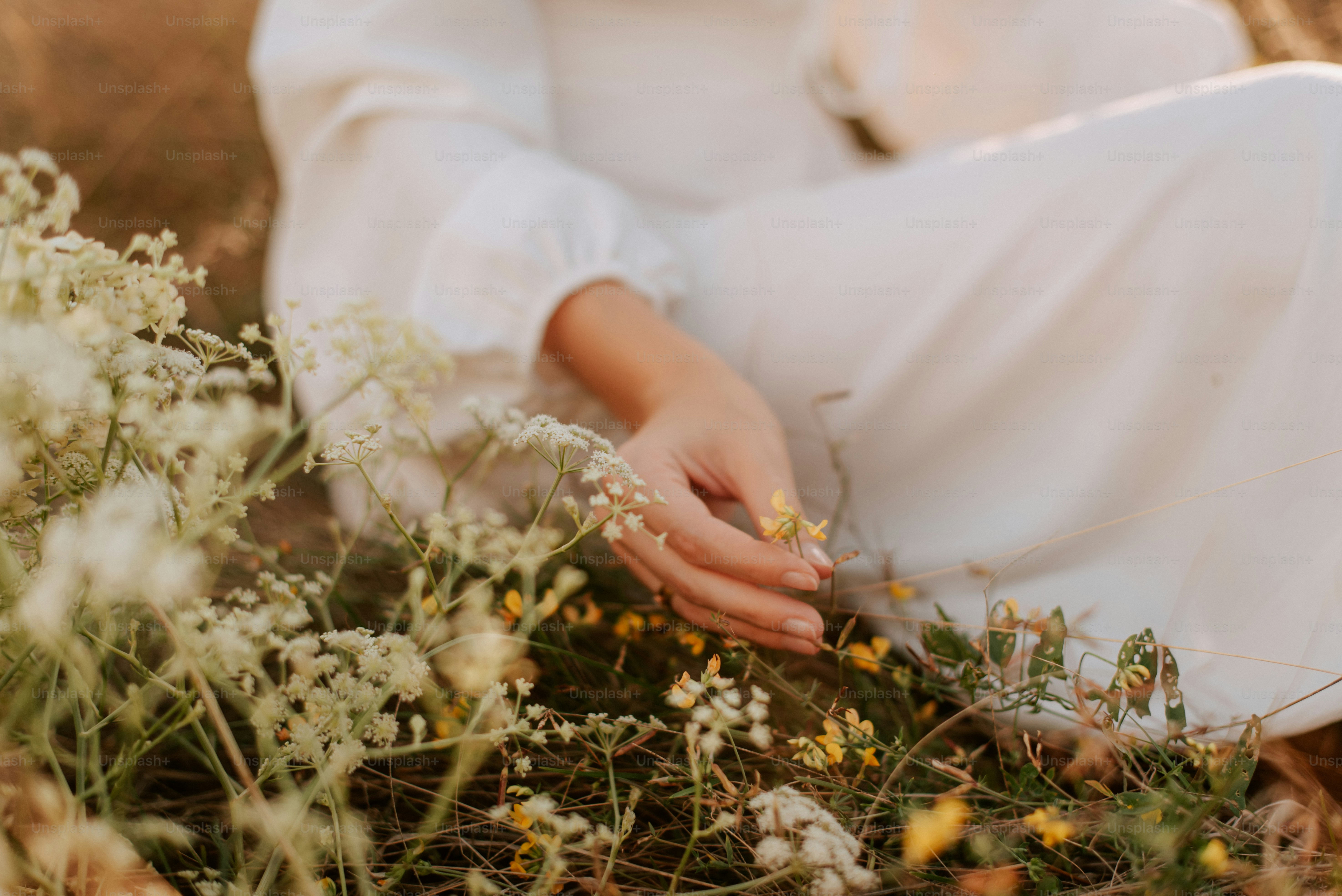 Una mujer con un vestido blanco de pie en un campo foto – Imagen de ...