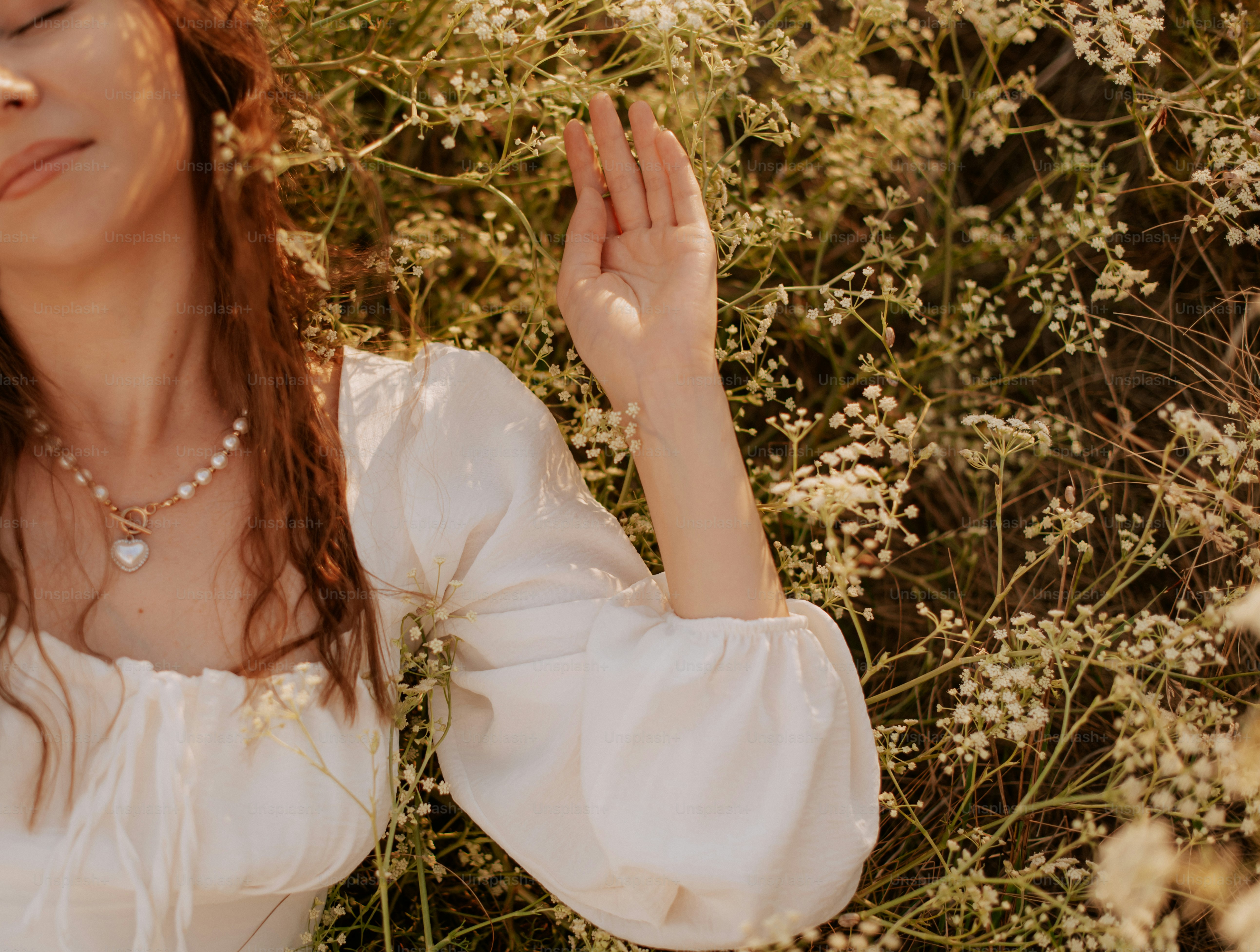 Una mujer con un vestido blanco de pie en un campo foto – Imagen de ...