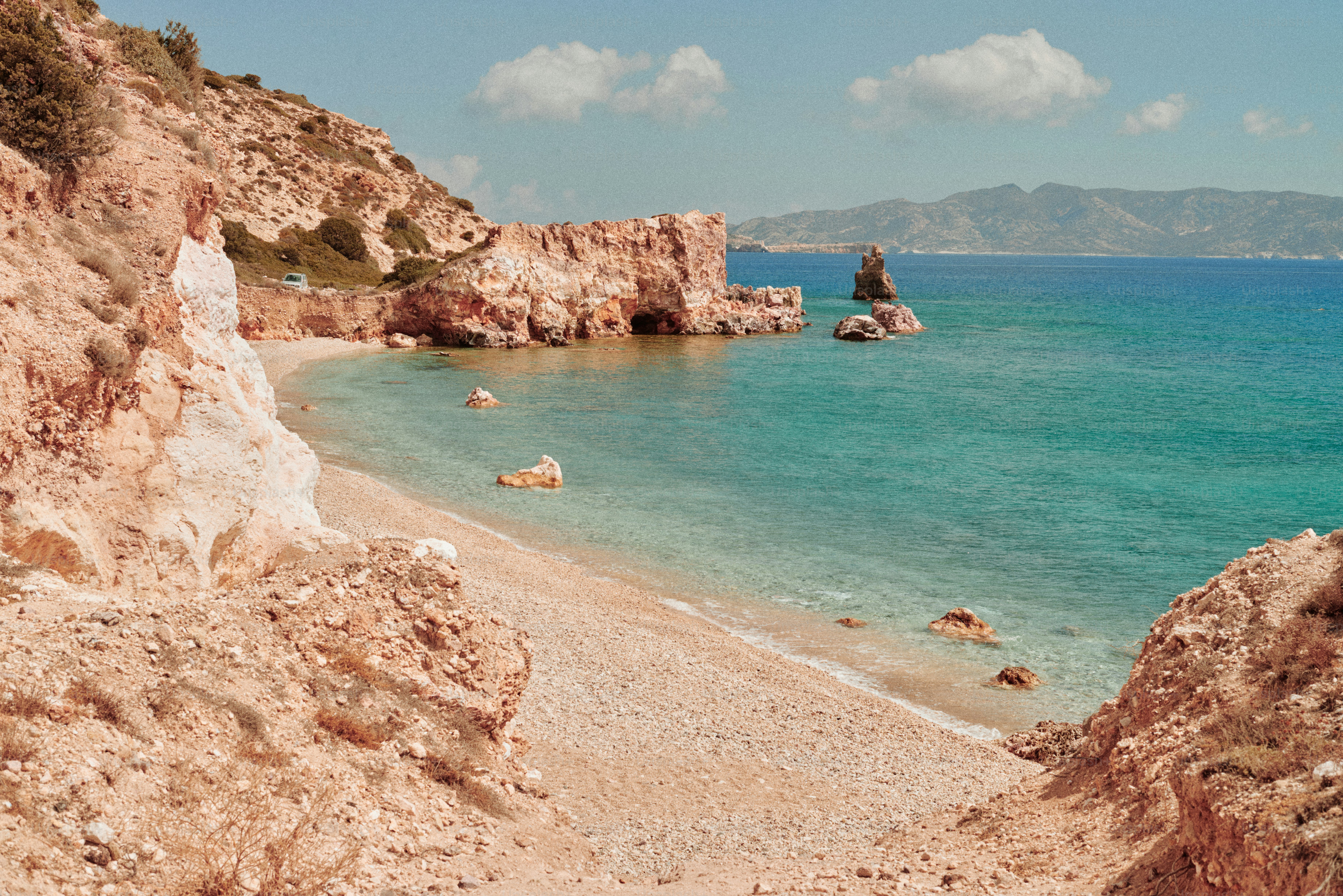 Une plage rocheuse avec un plan d’eau en arrière-plan photo – Image de ...